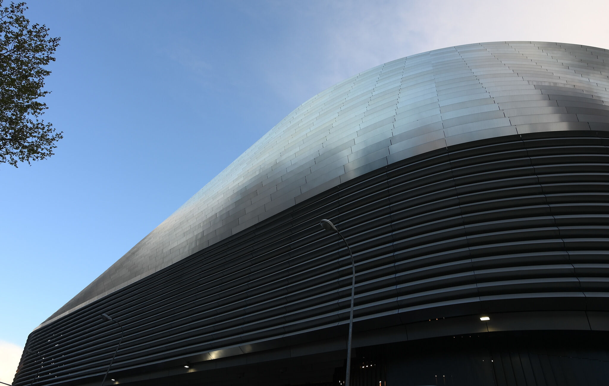 La fachada del Bernabéu se da oficialmente por acabada: así luce por la ...