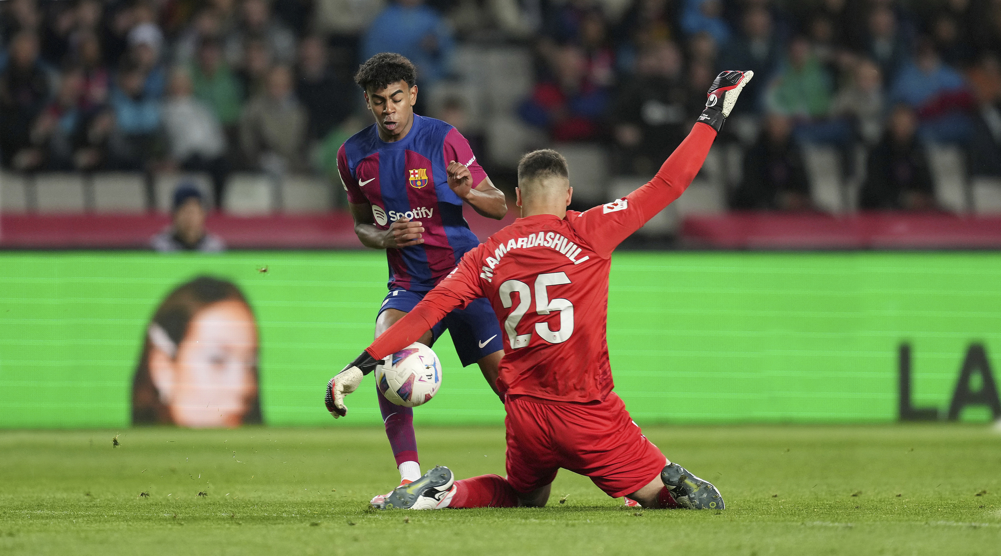 El audio del VAR de la roja a Mamardashvili ante el Barcelona que el árbitro no vio: "Posible DOGSO"