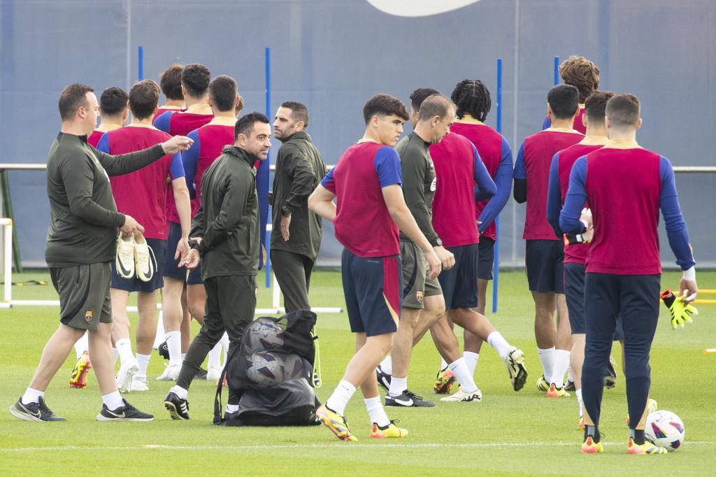 Xavi se reúne con los jugadores en el vestuario