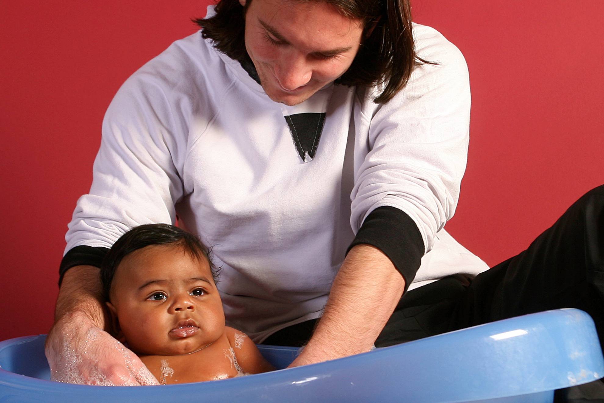 La intrahistoria de las fotos virales de Messi bañando a Yamal de hace ...