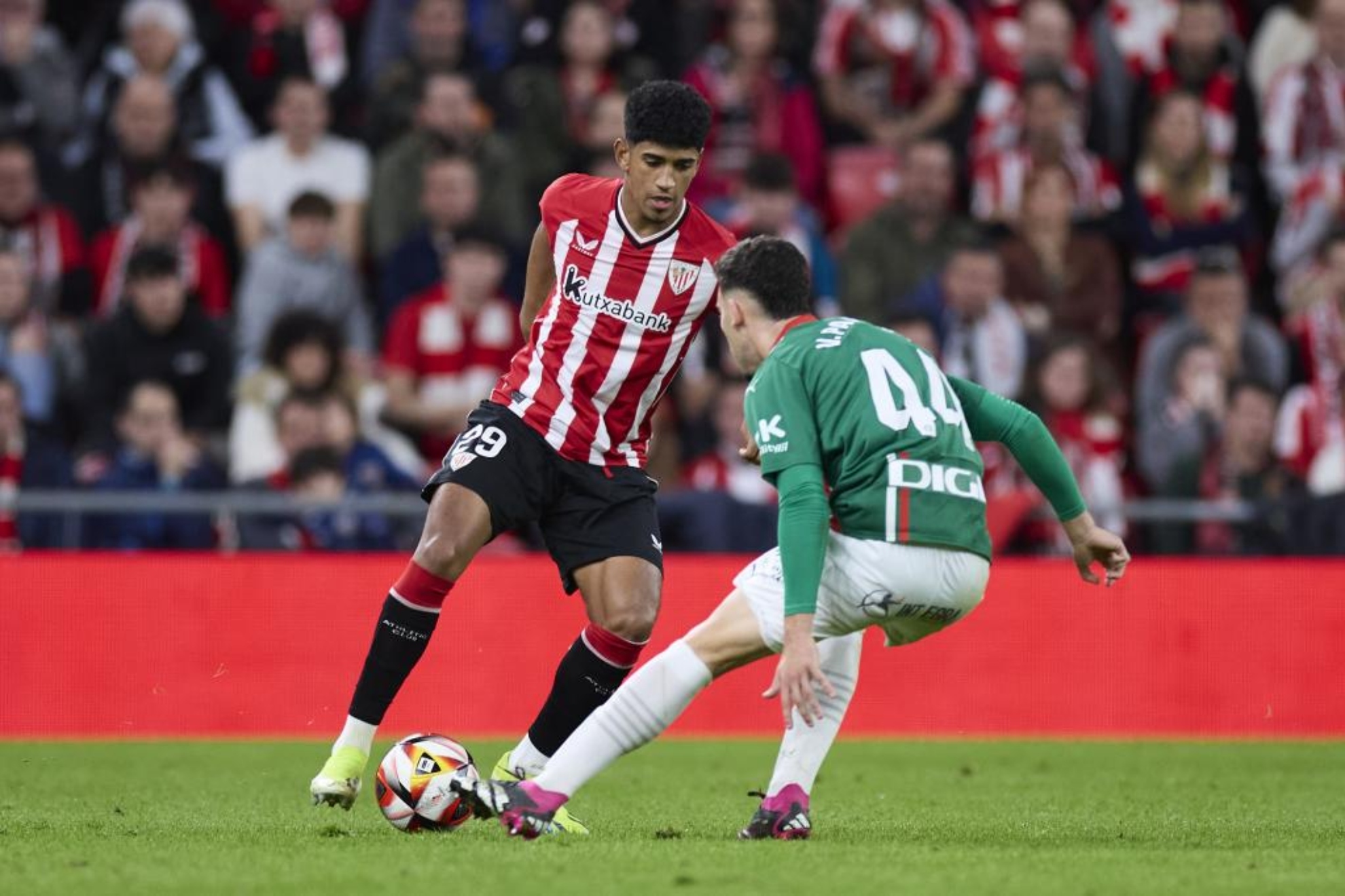 Adu Ares sale de San Mamés y jugará cedido en La Romareda