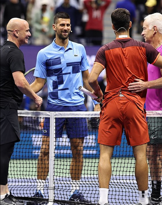 Alcaraz juega con Agassi un partido de leyenda y pierde contra Djokovic ...