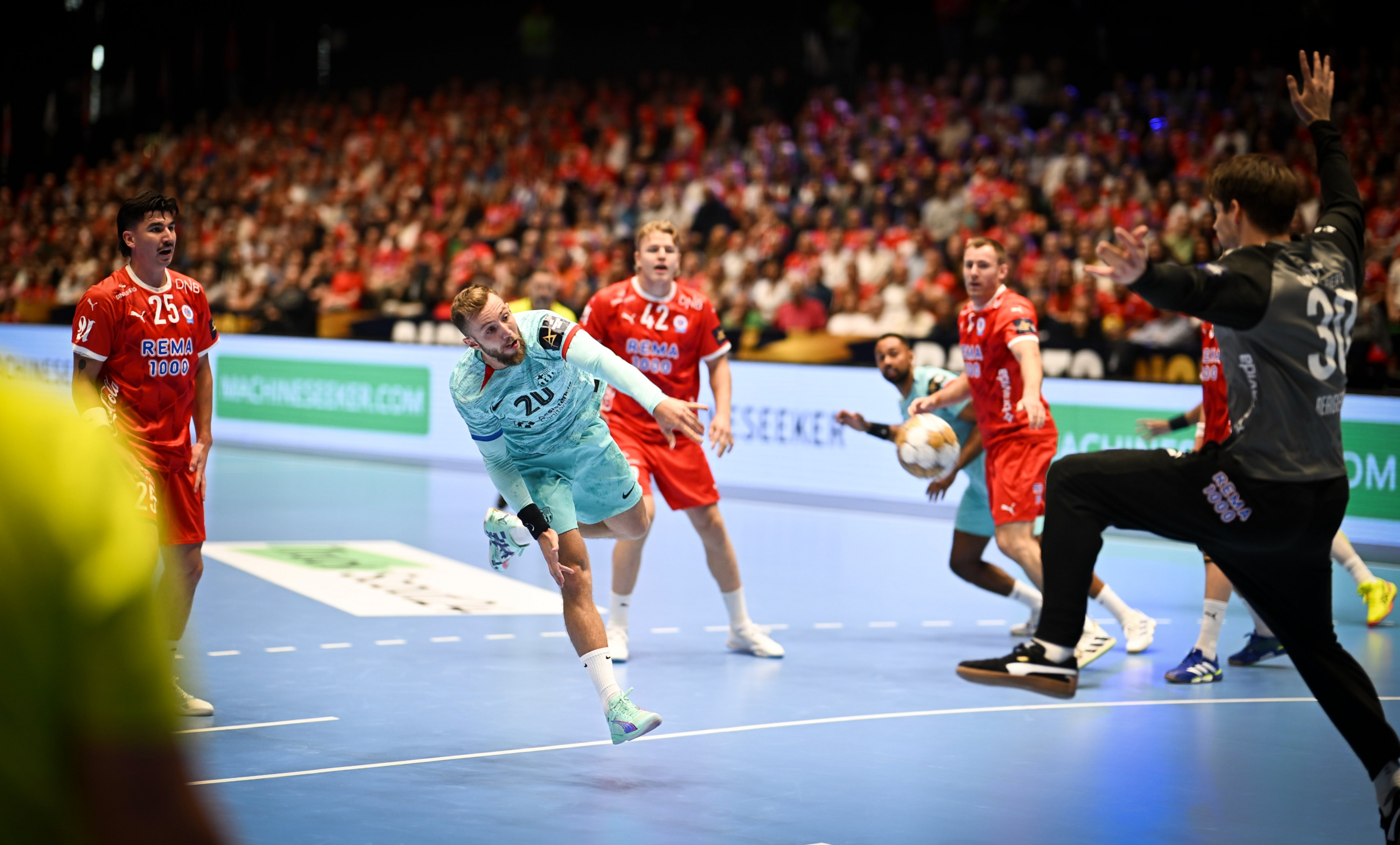 El Barça inicia la defensa del título con una convincente victoria en ...