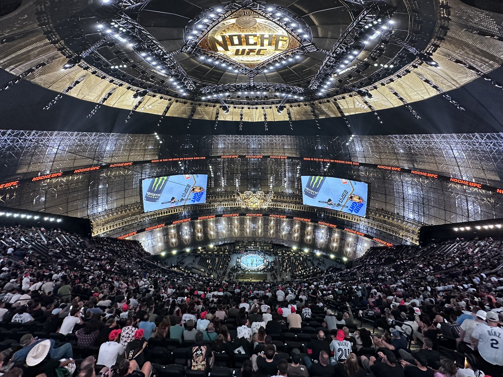 Parece irreal: las impresionantes imágenes de la Esfera en UFC 306