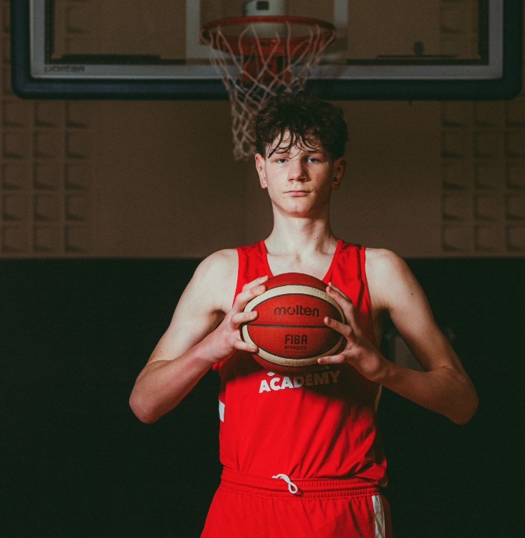 Jeremy Gohier, el niño gigante de 13 años que ya mide más que Tavares