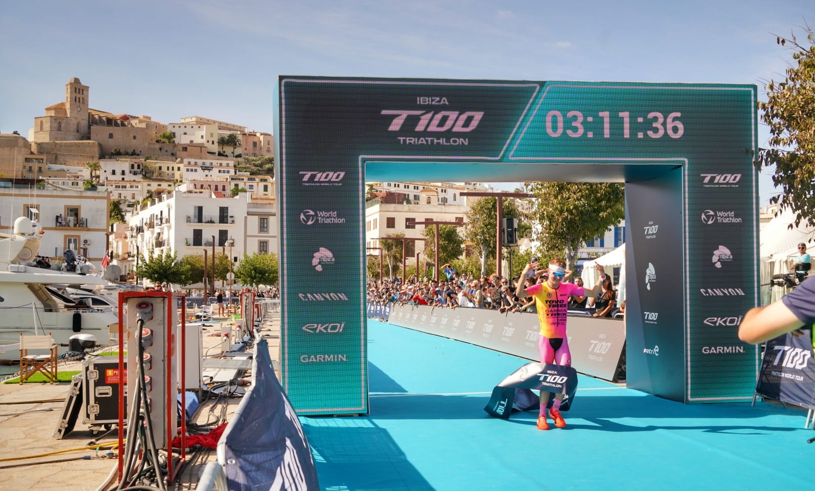 Antonio Benito termina sexto en un Ibiza T100 con triunfo de Van Riel