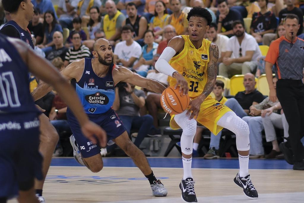 El Dreamland Gran Canaria somete al combativo Leyma Coruña