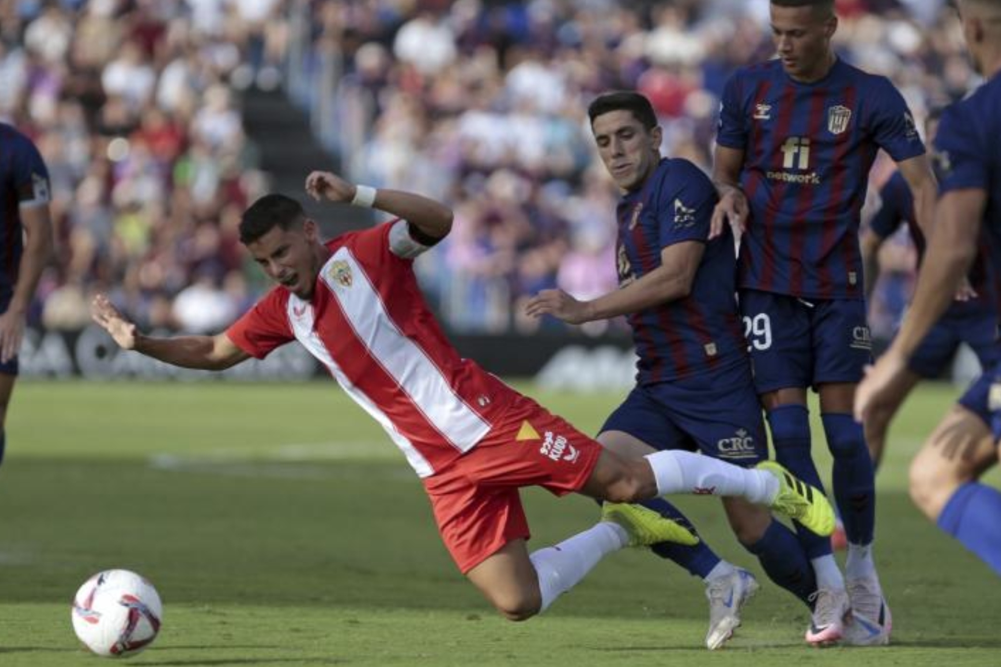 La primera derrota del Almería provoca enfrentamientos entre afición y ...