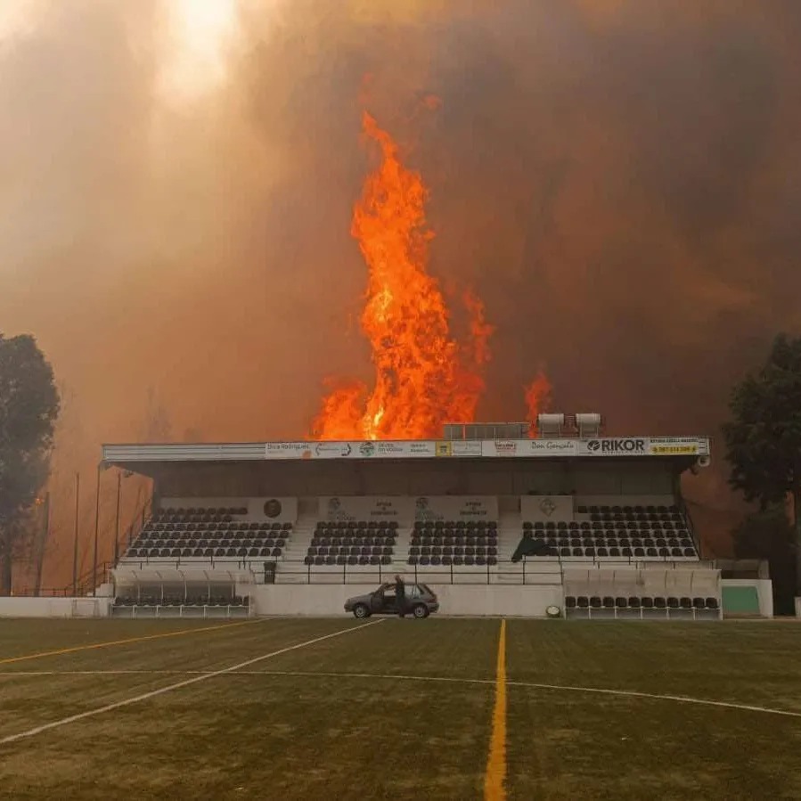 Las llamas de un devastador incendio alcanzan a un estadio de fútbol