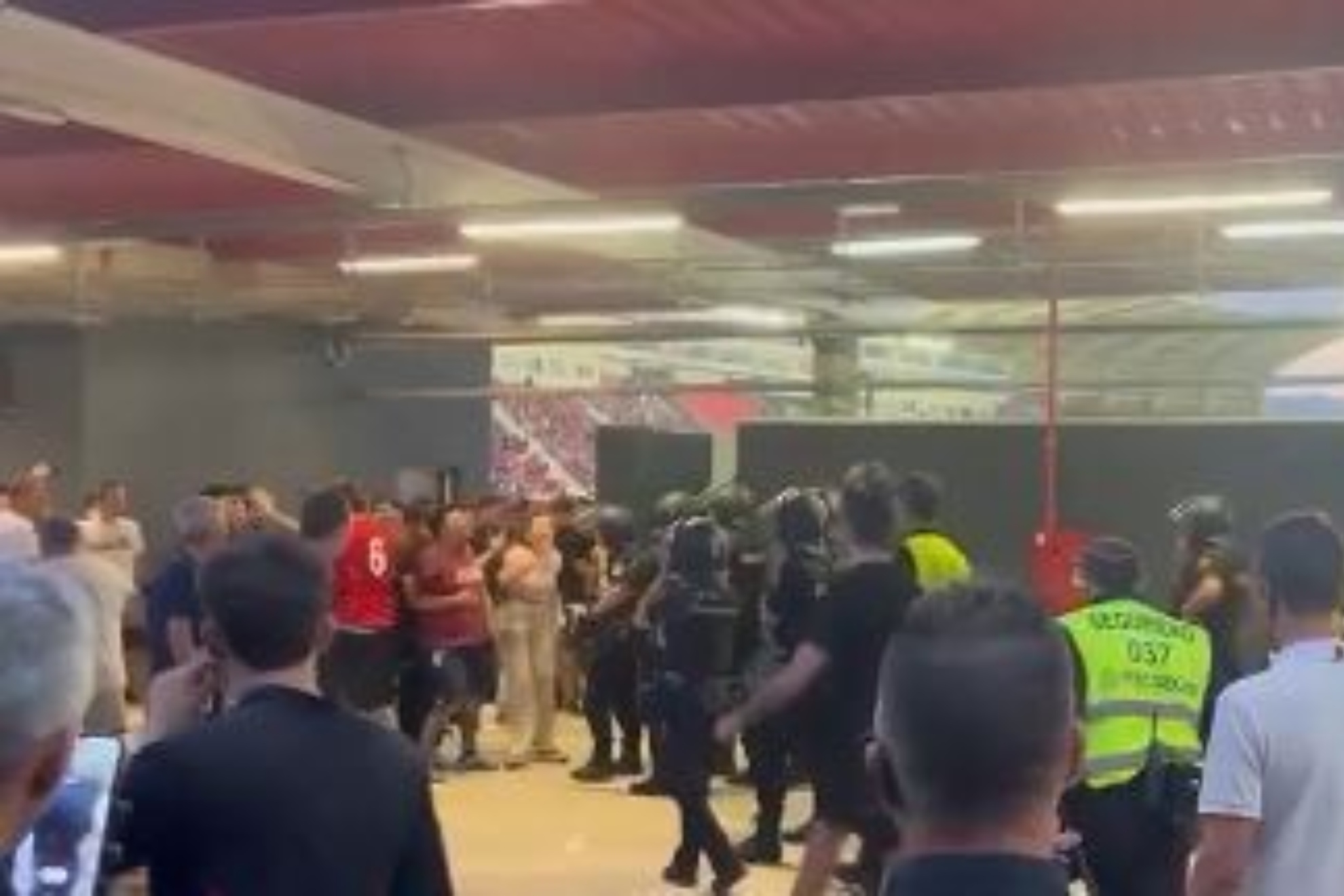 La Policía Nacional carga contra aficionados en Son Moix y detiene al ...