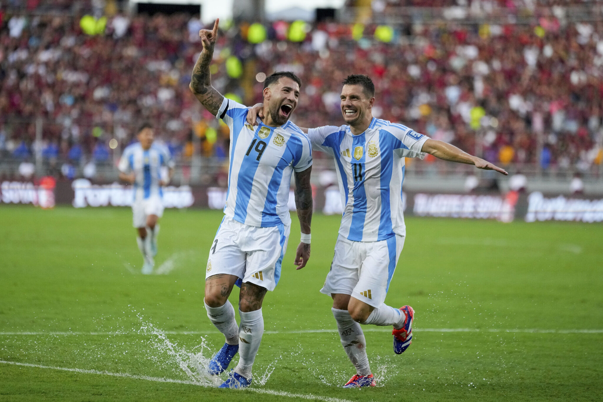 La pesadilla de Argentina pateando charcos: los memes que inundan las ...