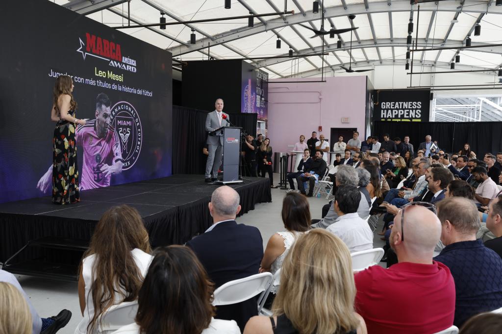 Messi recibe de MARCA el premio al jugador con más títulos de la ...