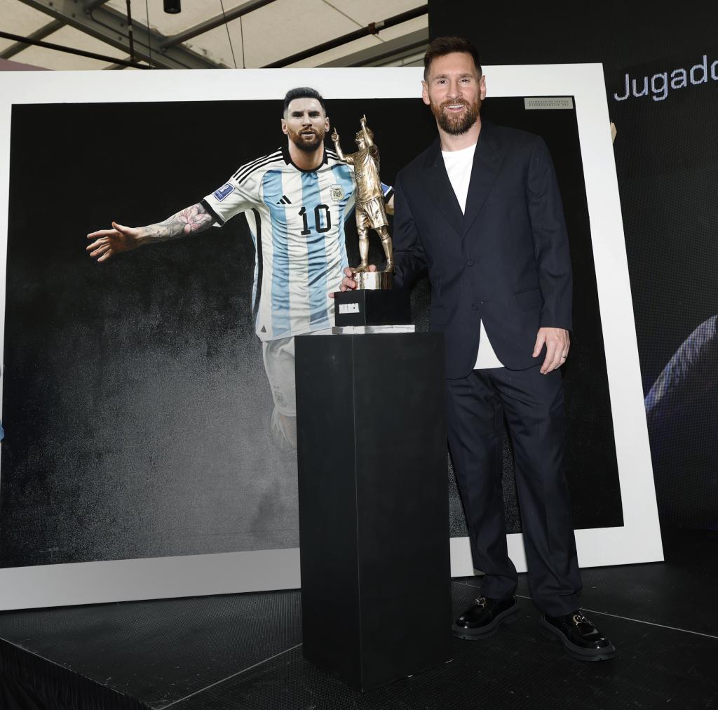 Messi recibe de MARCA el premio al jugador con más títulos de la ...