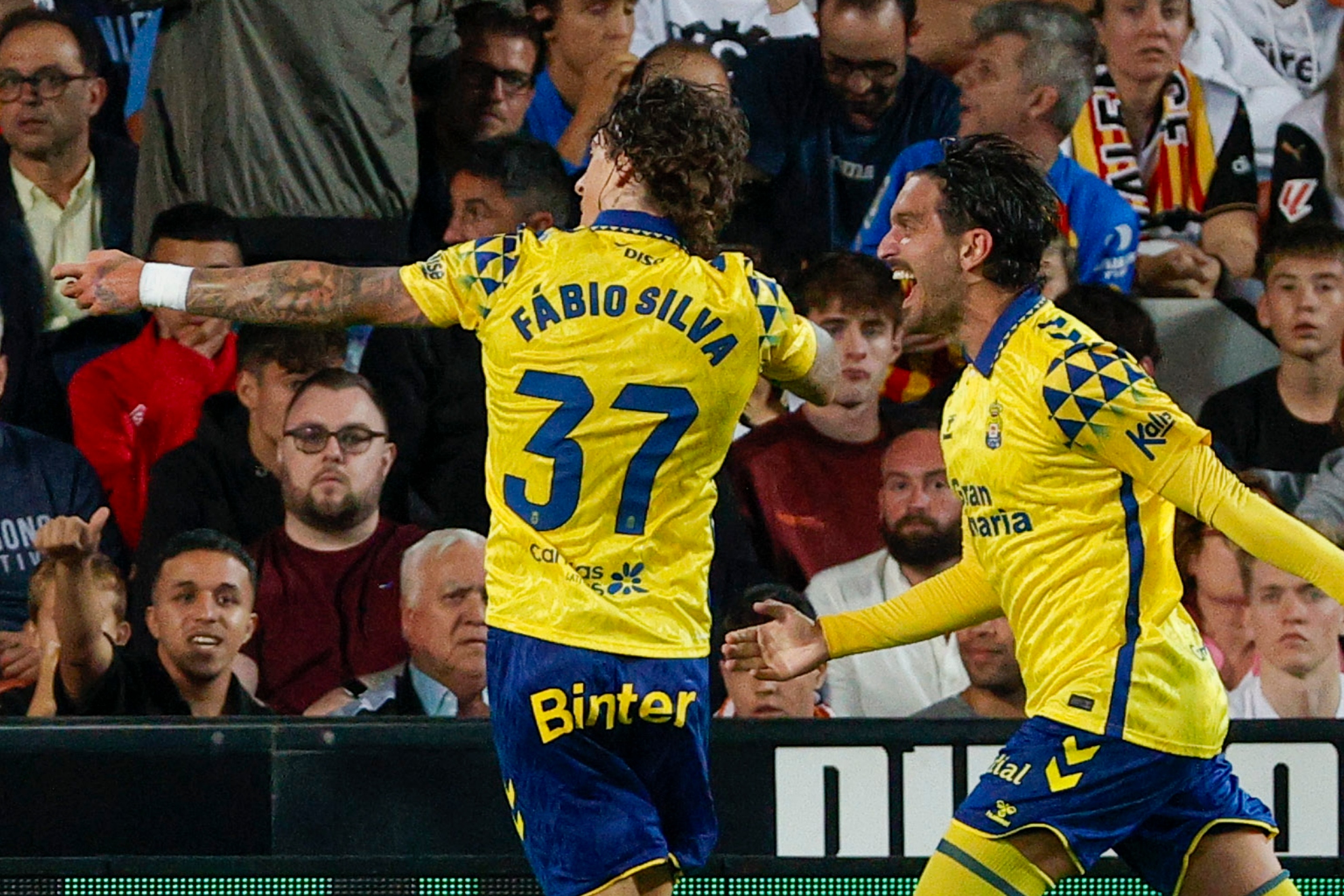 Fabio Silva: "Aquí te pitan falta y te sacan amarilla por todo"