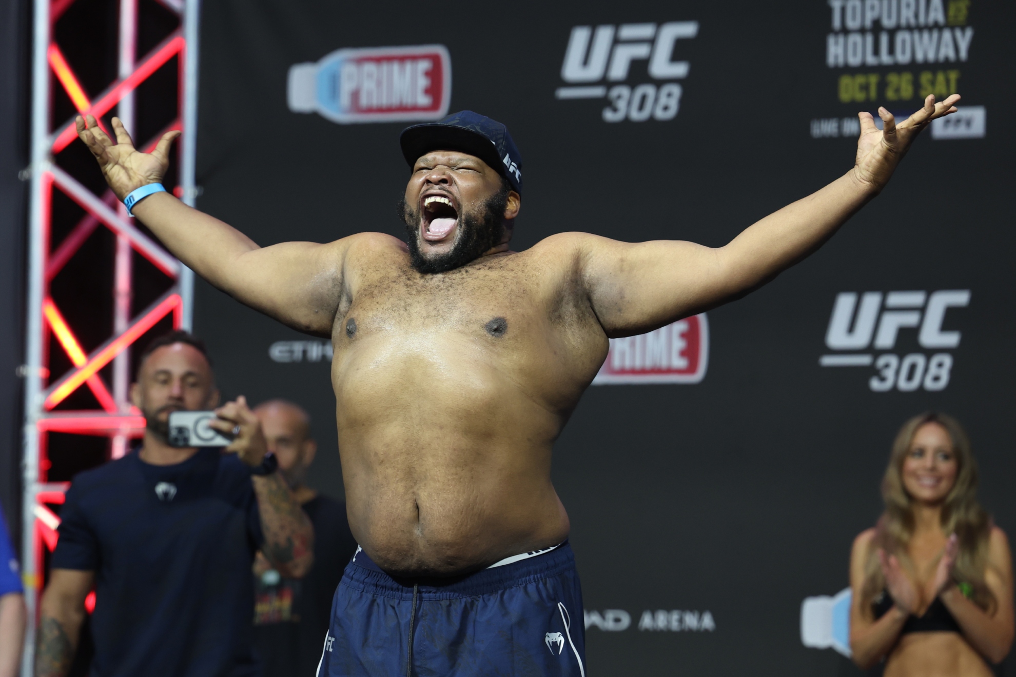 El 'show' del zaragozano que se ha colado en la cartelera de Topuria ...