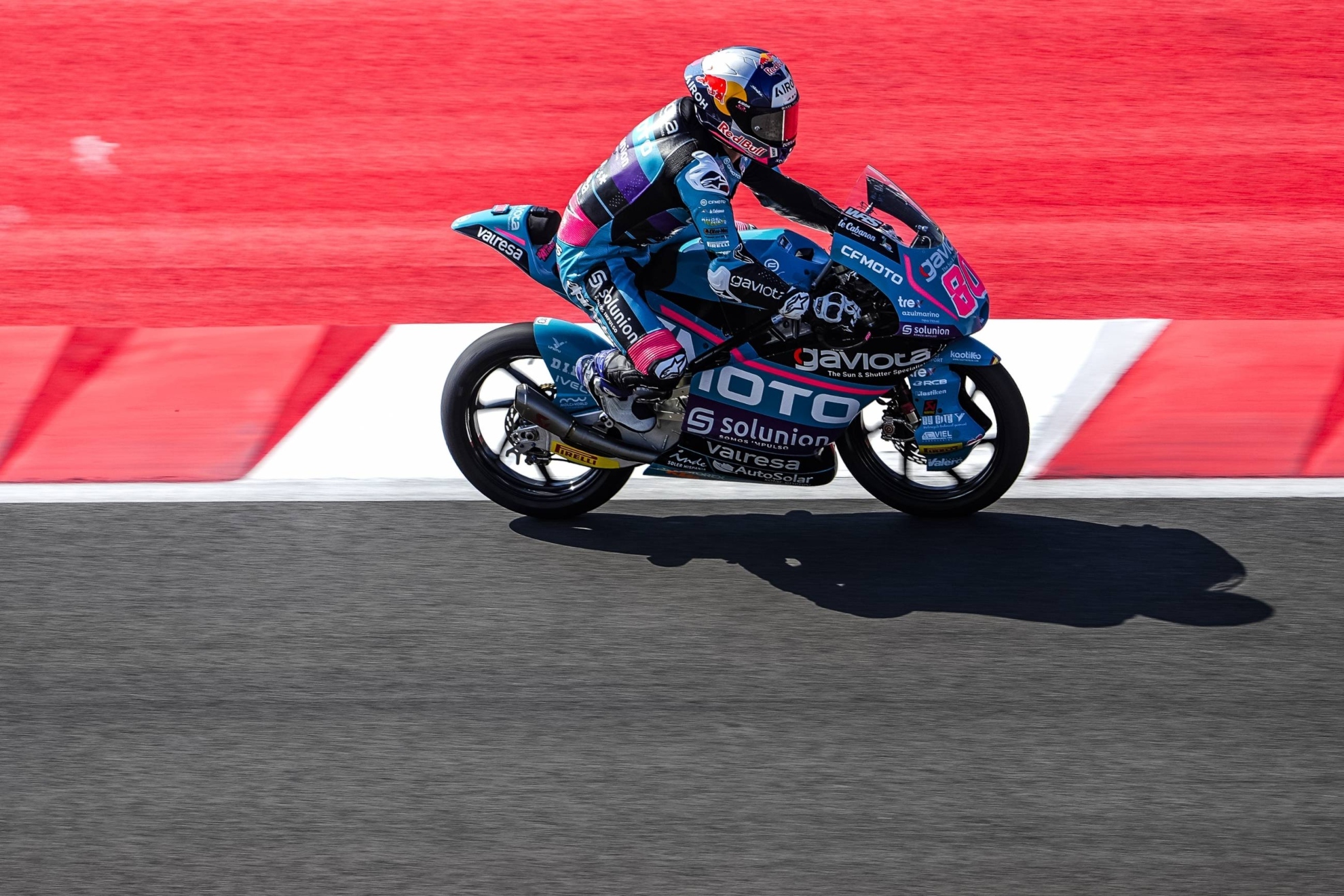 David Alonso vuelve a ganar y roza el título de Moto3