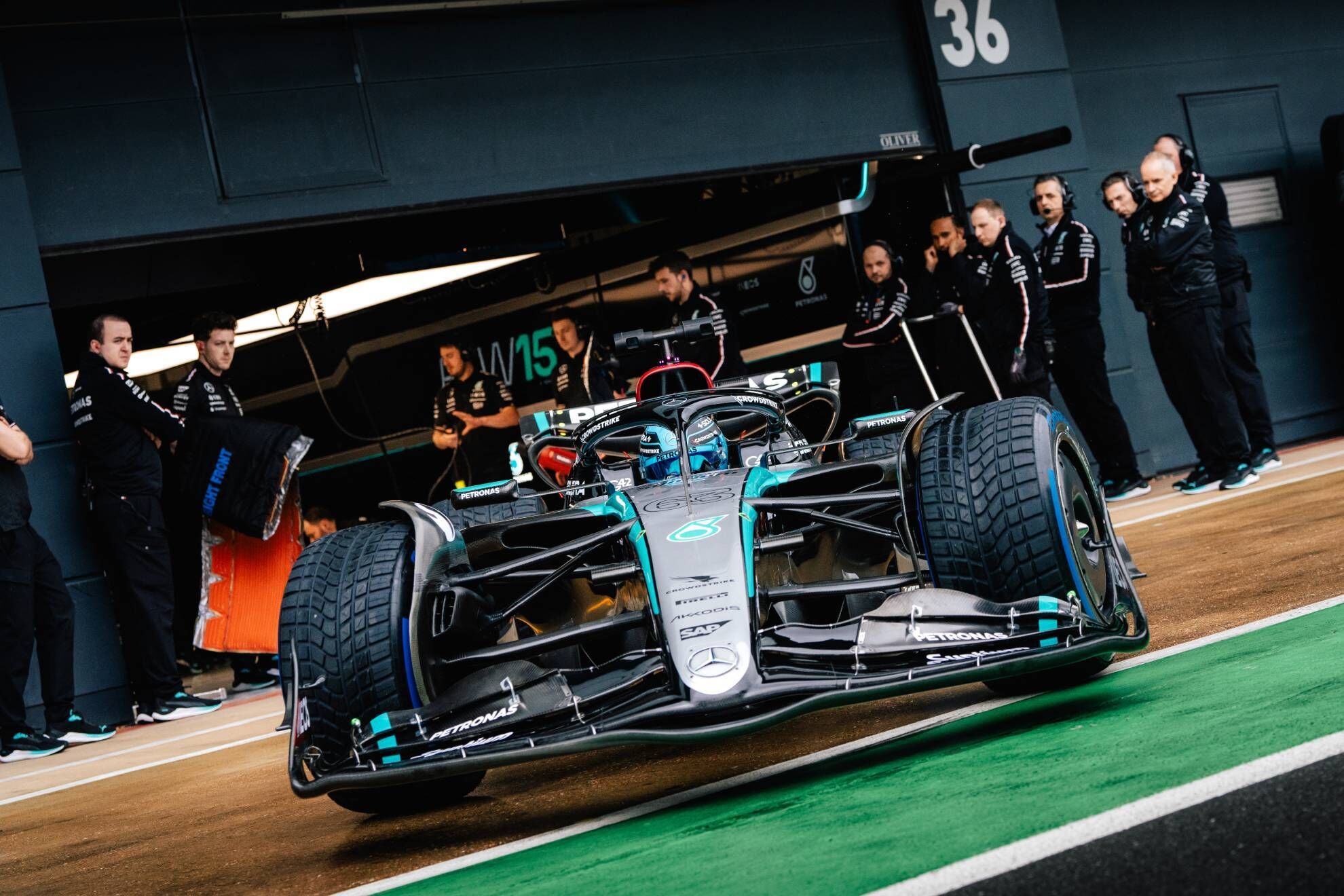 Así luce el nuevo coche de Lewis Hamilton, el Mercedes W15 | Marca