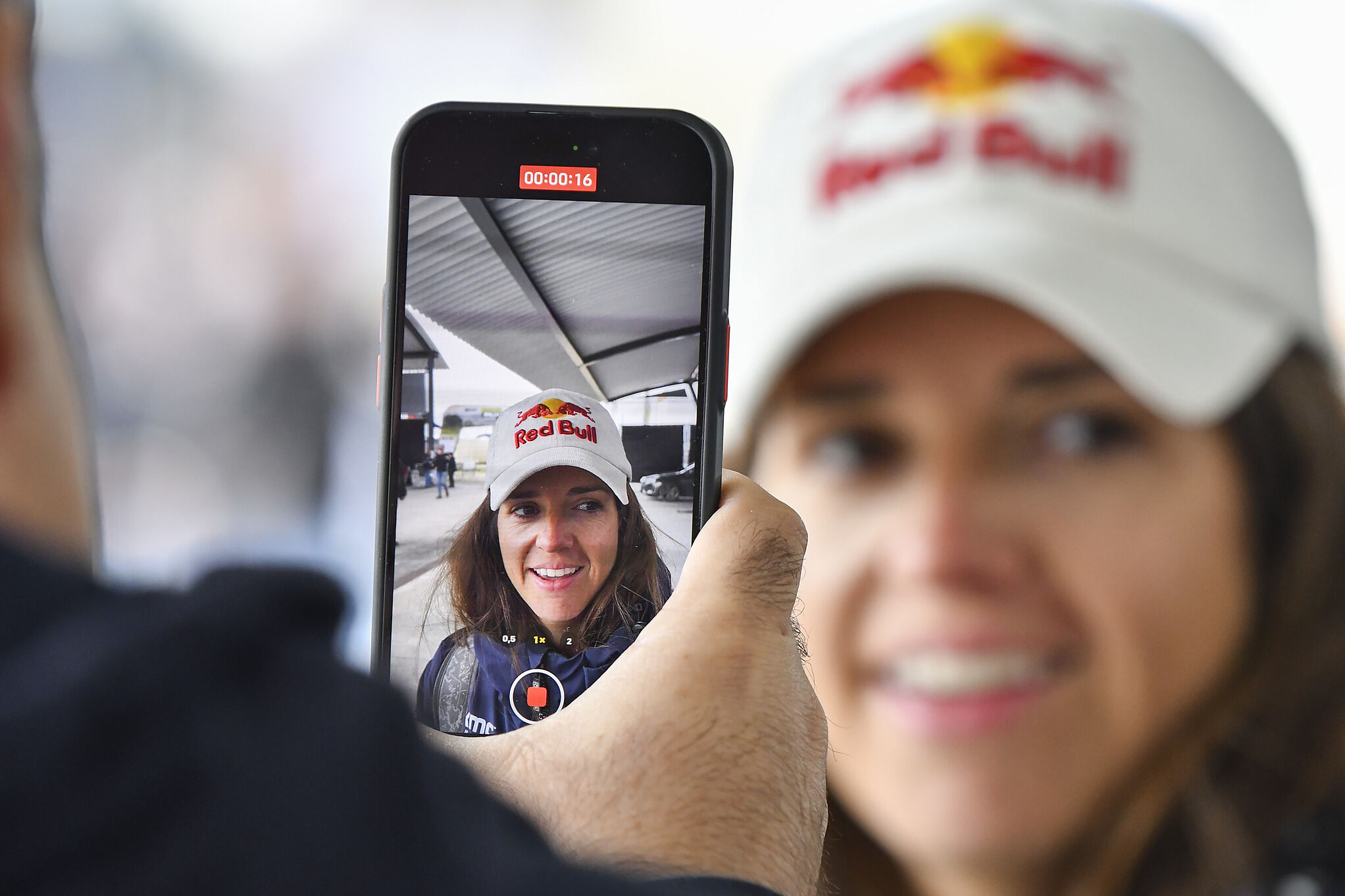 Carlos Sainz bate a Nasser Al-Attiyah en su estreno con el Mini y Schareina gana en motos