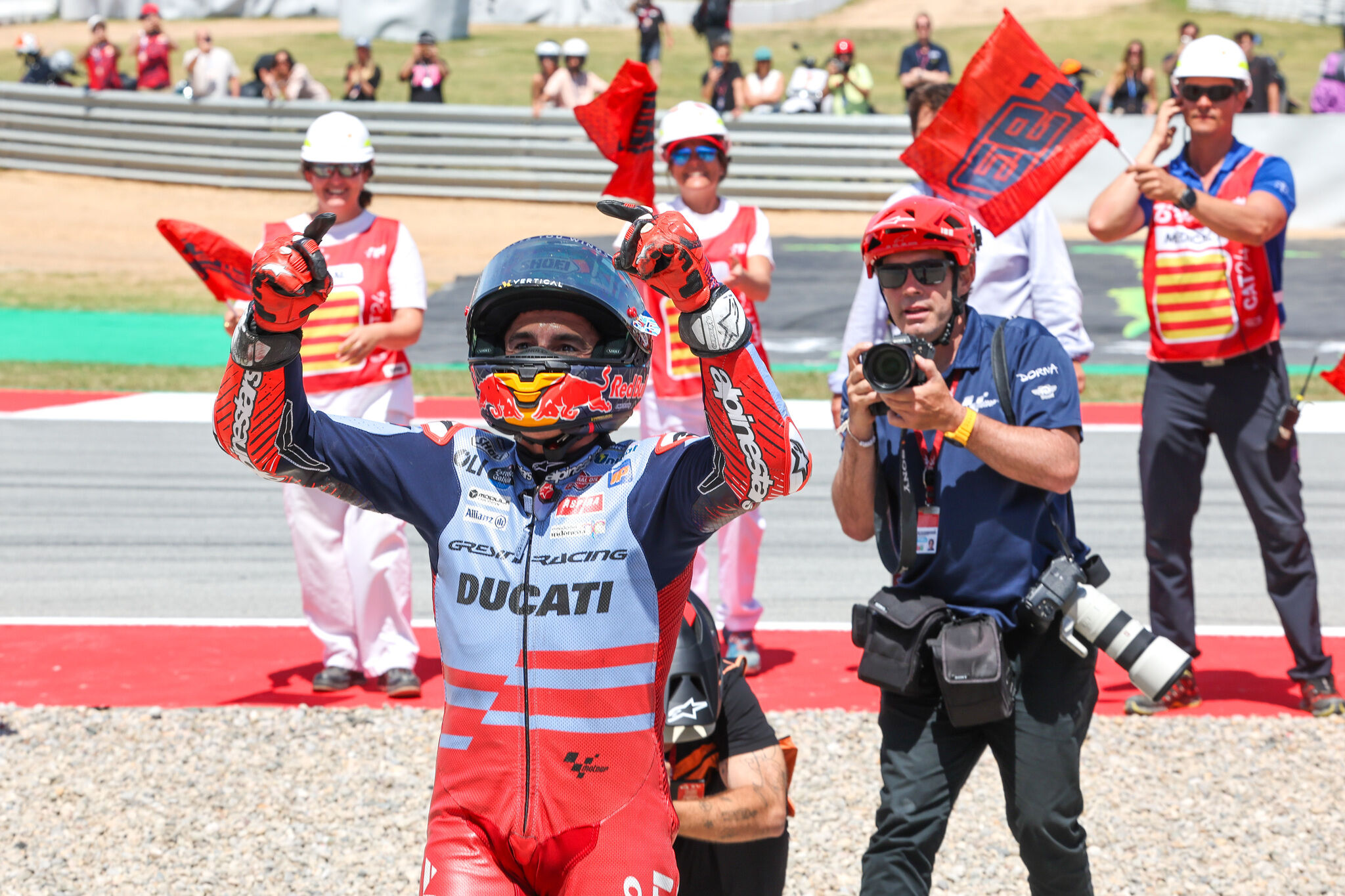 La alegría y los bailes de Marc Márquez en Barcelona | Marca