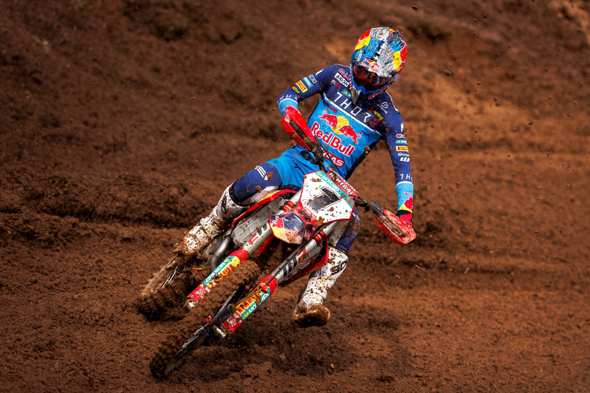 Prado ya recorta al líder en Indonesia