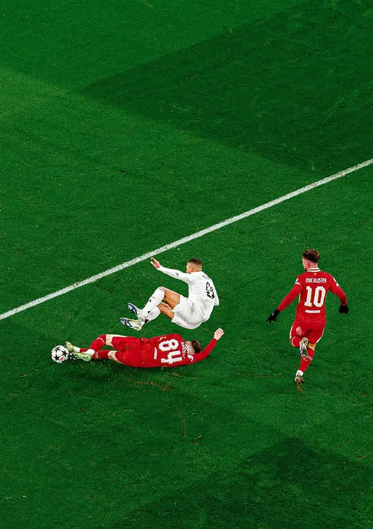 El 'tackle' con el que Conor Bradley borró a Mbappé: "Un momento ...