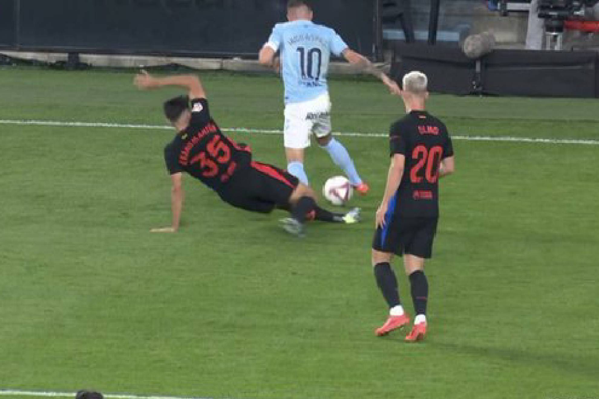 "Gerard Martín llega tarde y debió ver la segunda amarilla por su ...