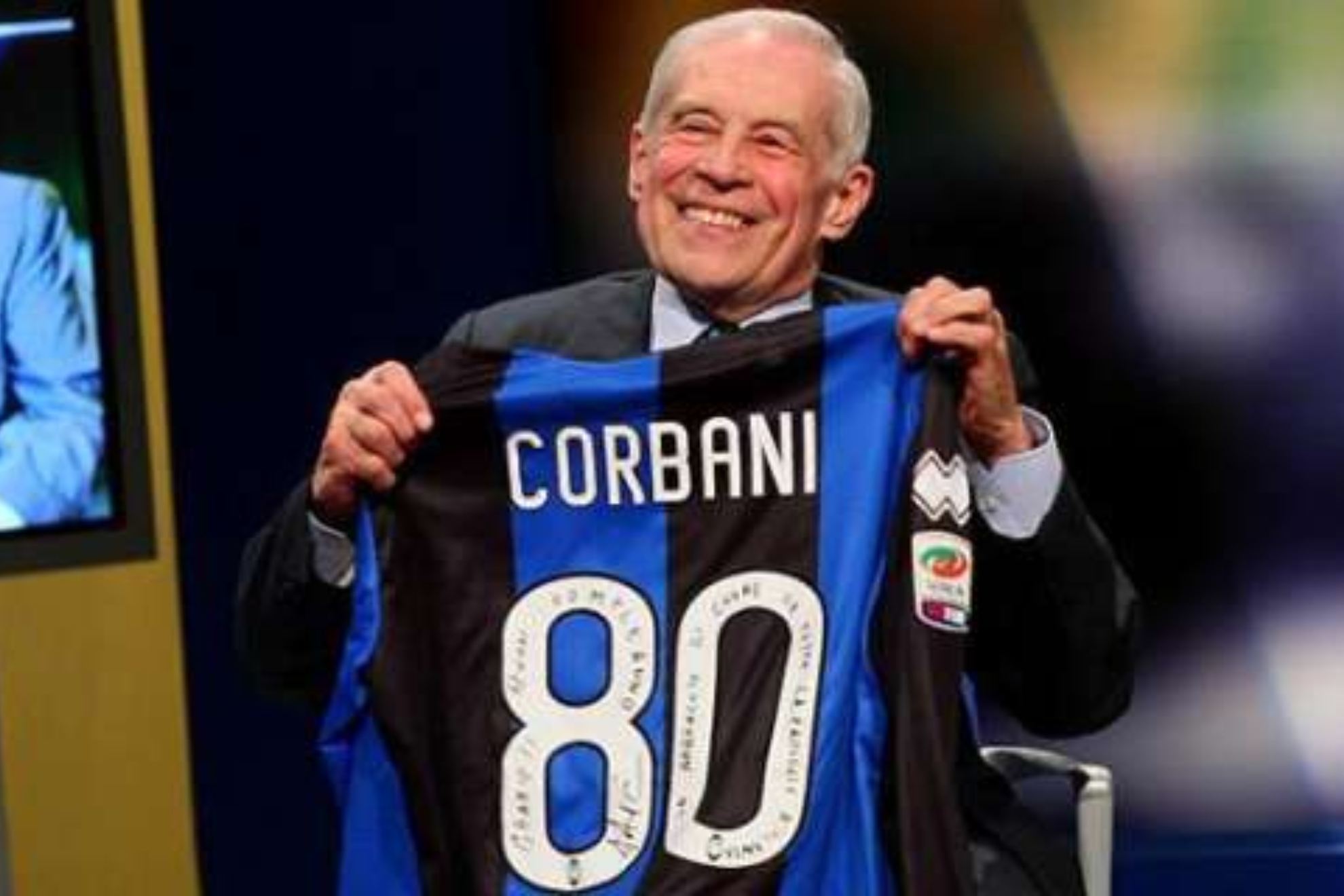 Un periodista con la camiseta retirada | Marca