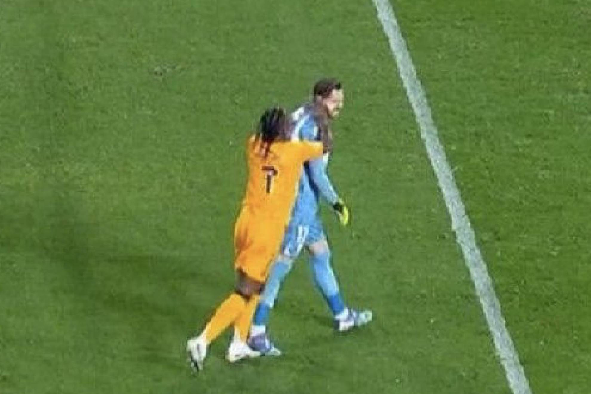 "Vinicius está bien expulsado, planta las dos manos en la cara de ...