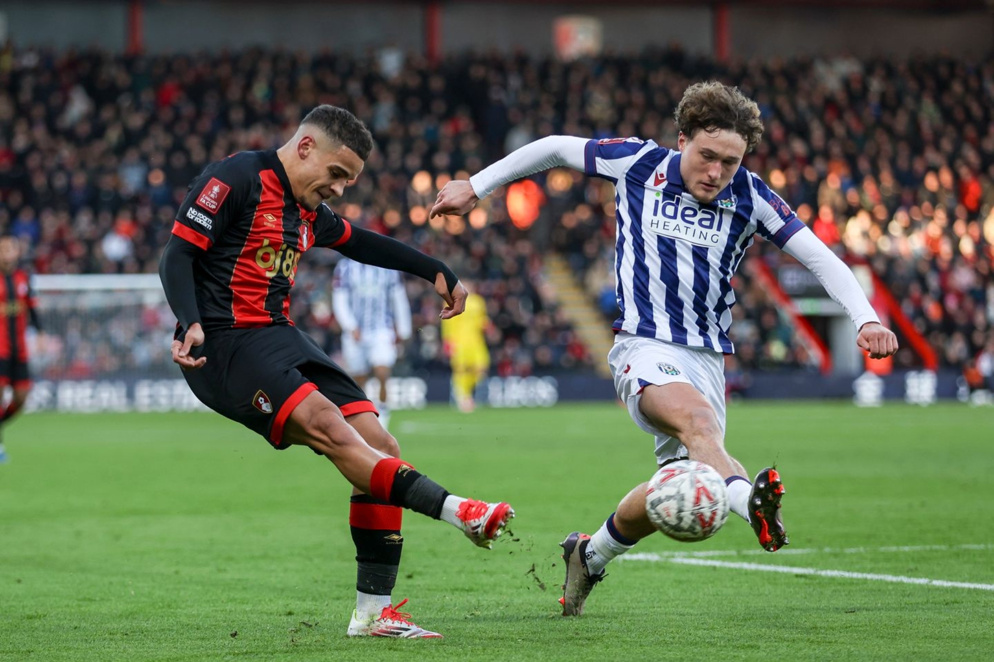 Max Aarons aterriza en Valencia para pasar el reconocimiento médico y ...