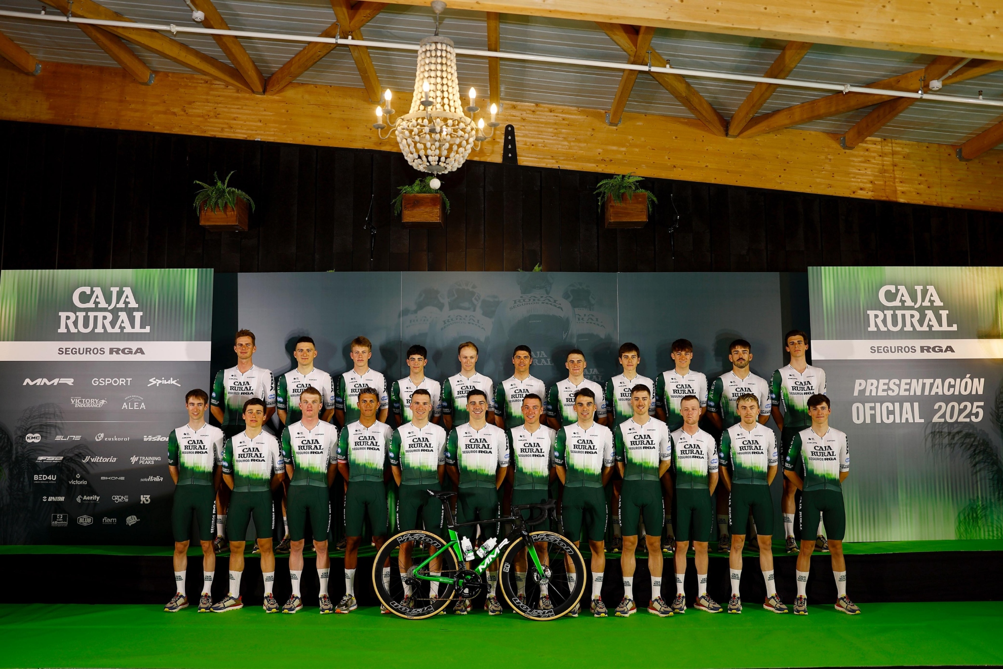 Un renovado Caja Rural-Seguros RGA presenta armas en Pamplona | Marca