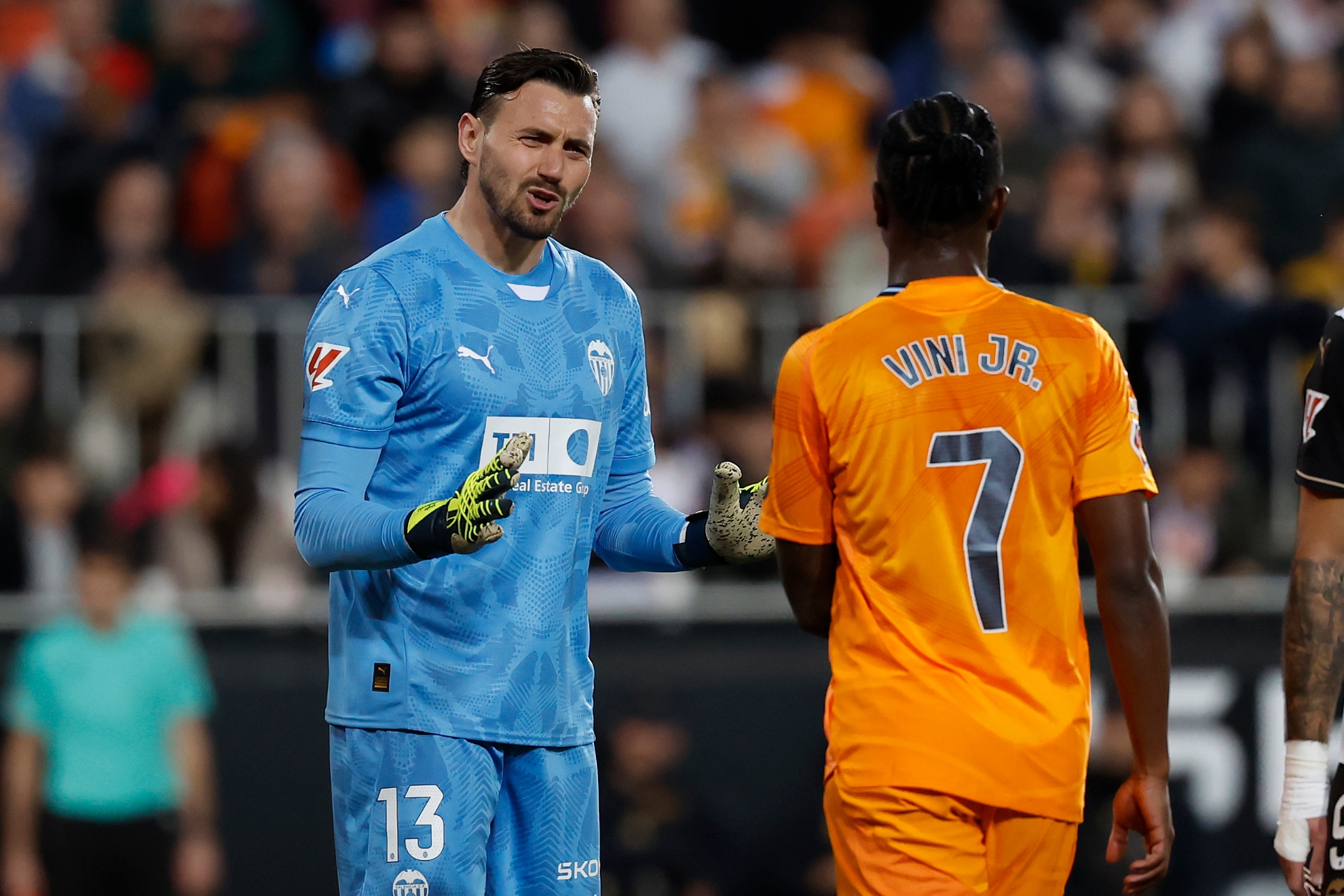 Dimitrievski, ante la furia del Barcelona