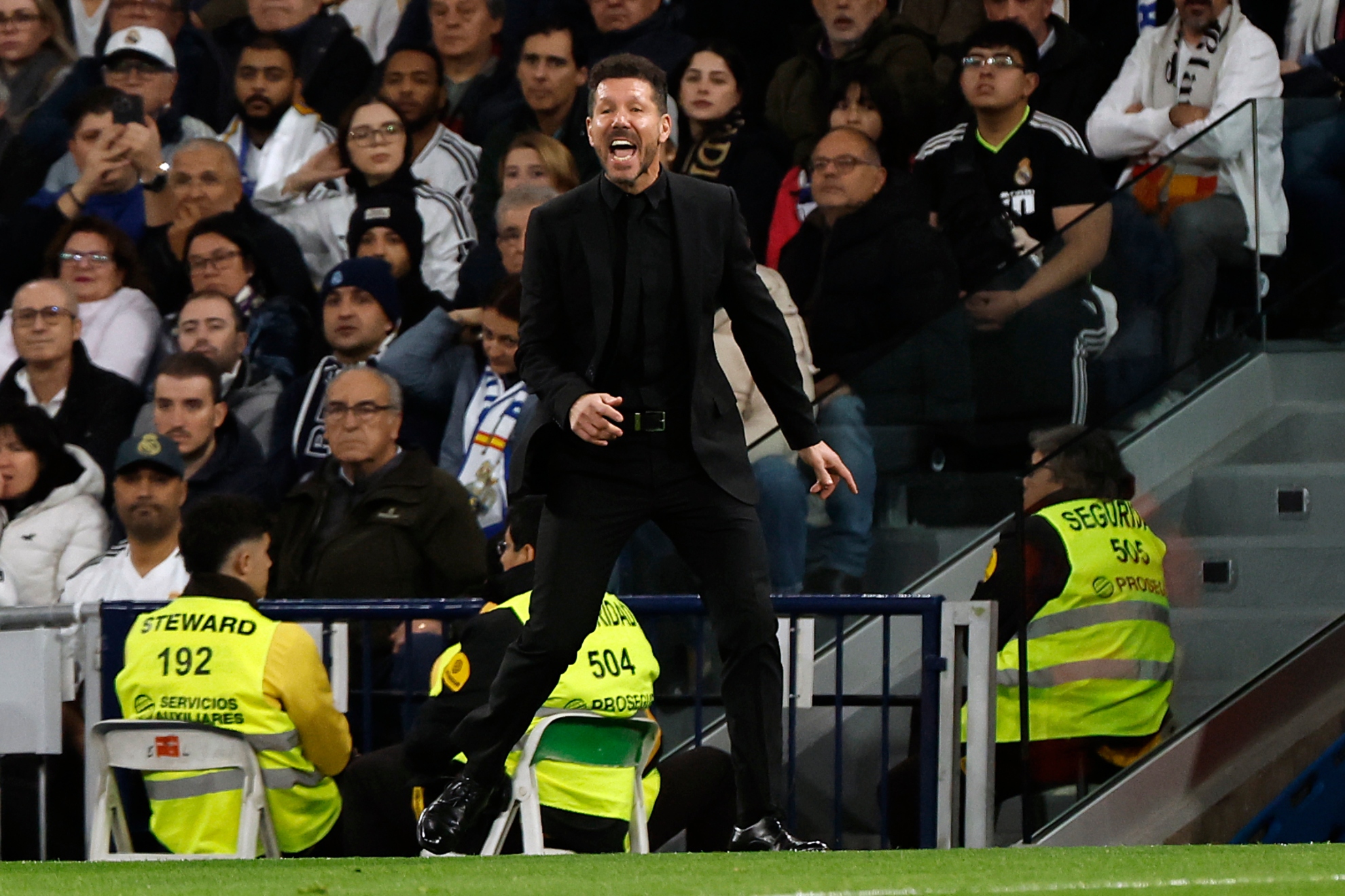 Simeone allana el 'empedrado' de los derbis