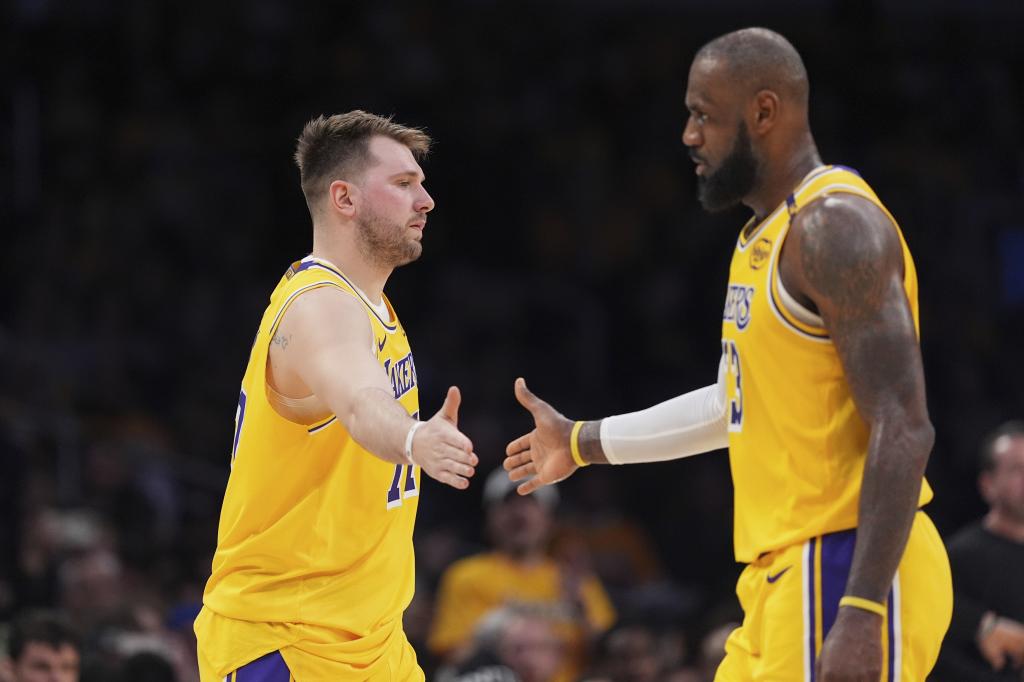 Una canasta para la historia: triplazo de Doncic para estrenarse con los Lakers