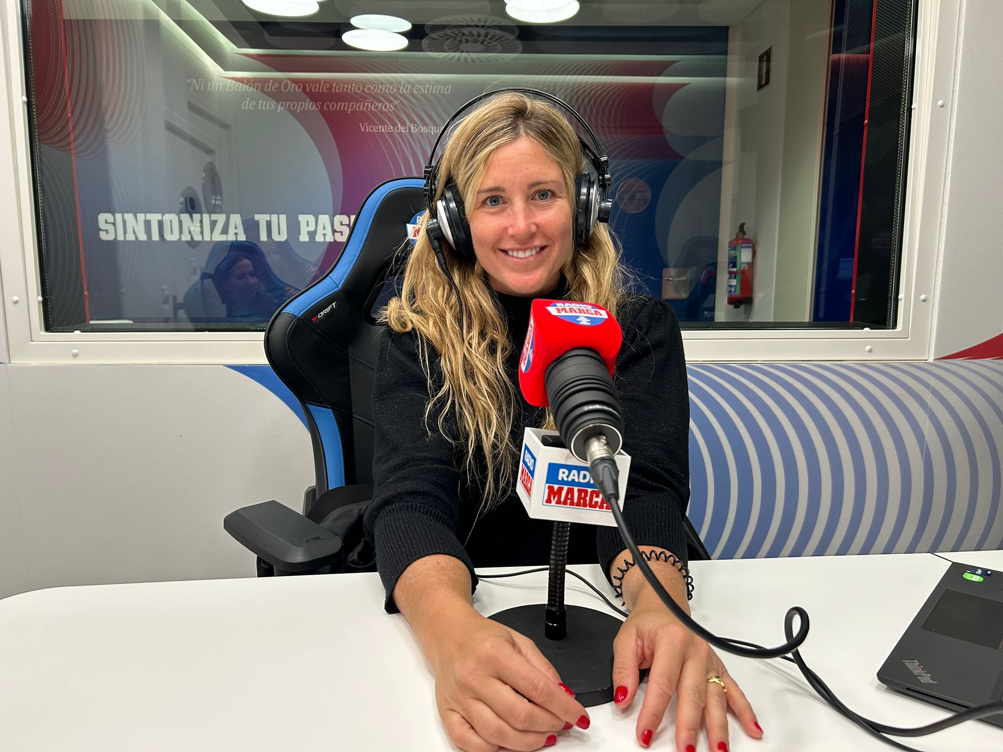 Caminando aquí por las mujeres de allí