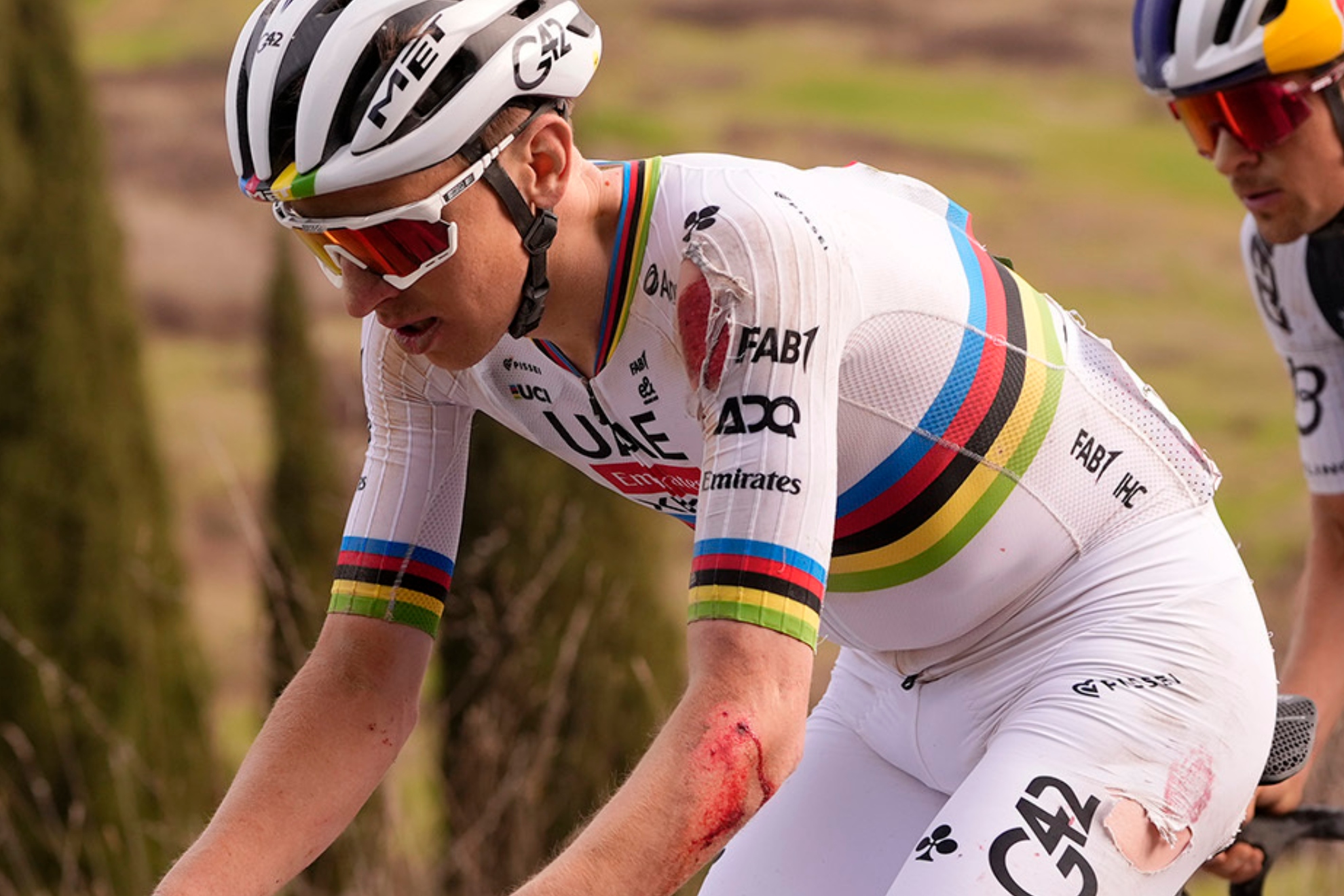 Pogacar en duda para la París-Roubaix tras su caída en la Strade Bianche