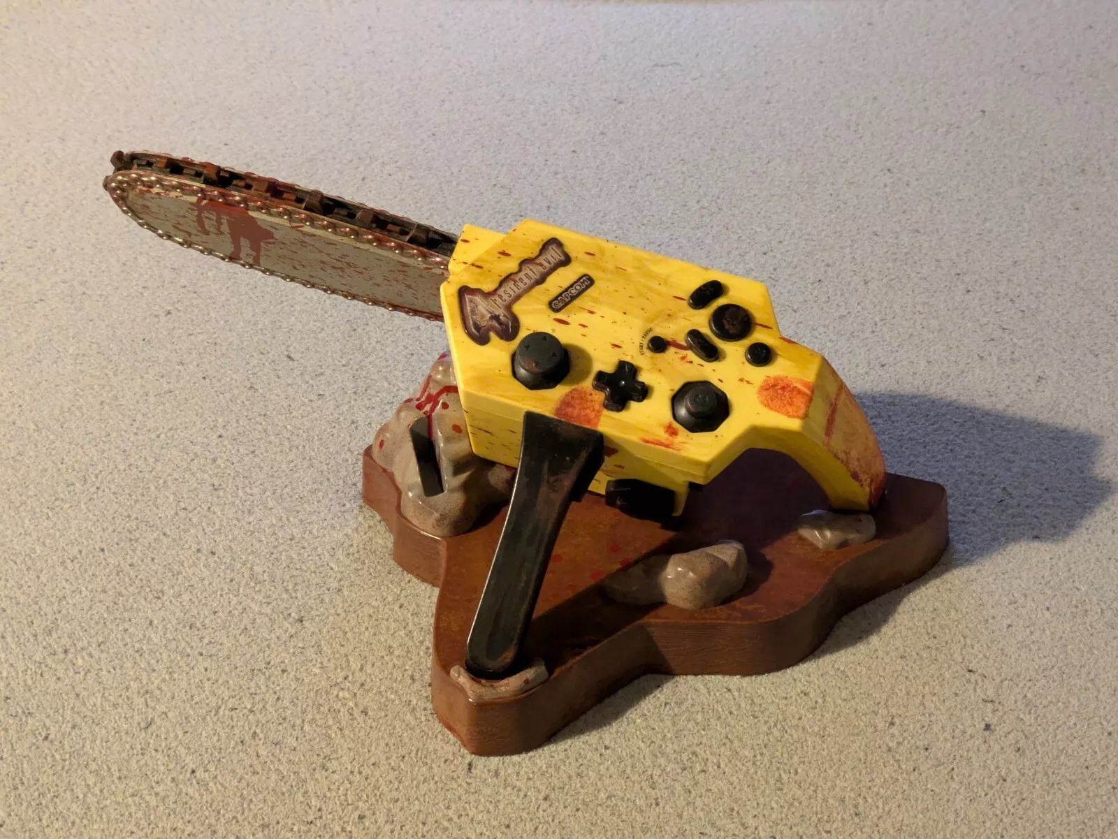 Jugar en PlayStation con una motosierra es posible. Resident Evil 4 ...