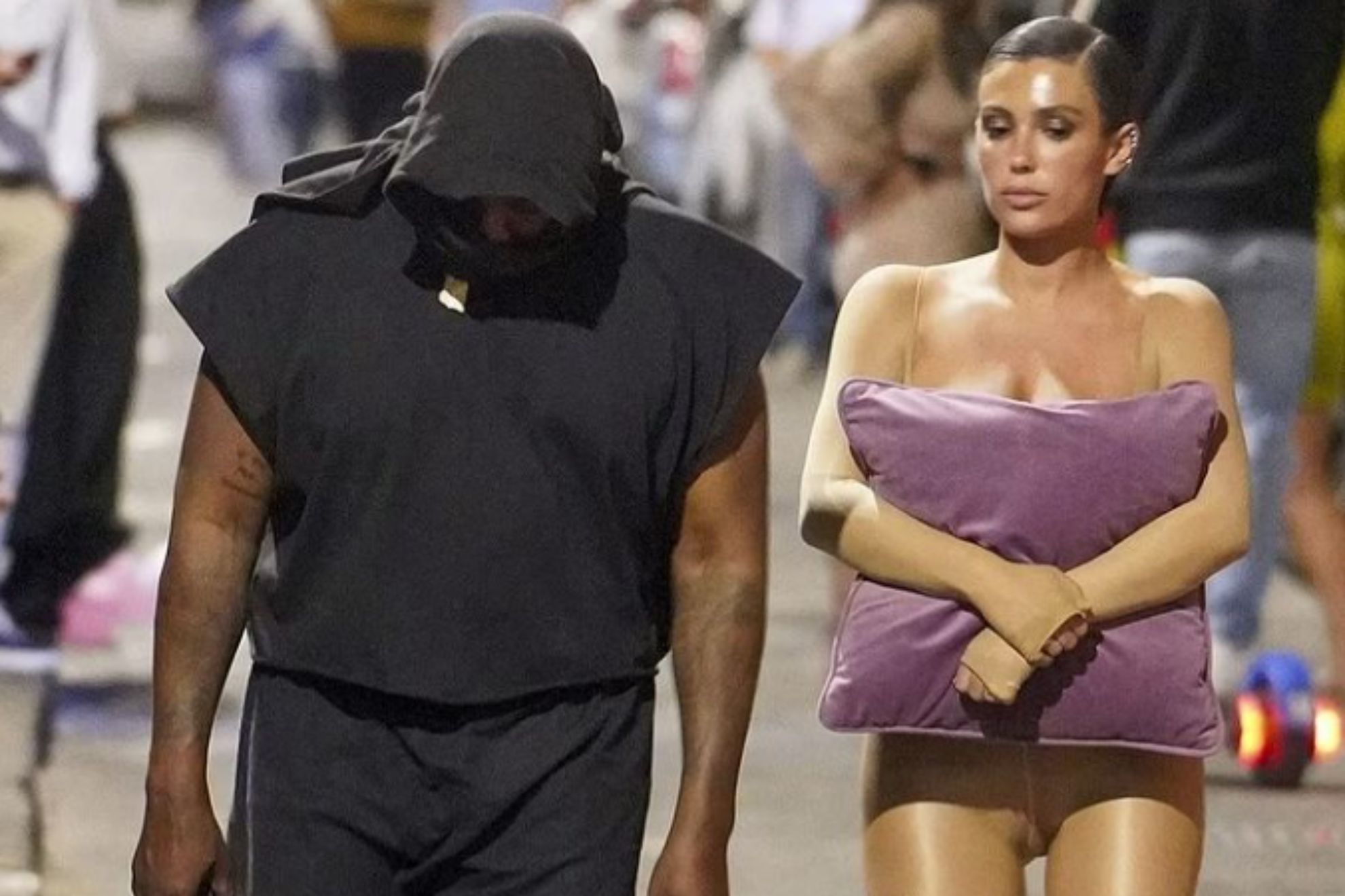 Kanye West publica varias fotografías de Bianca Censori casi desnuda en Instagram