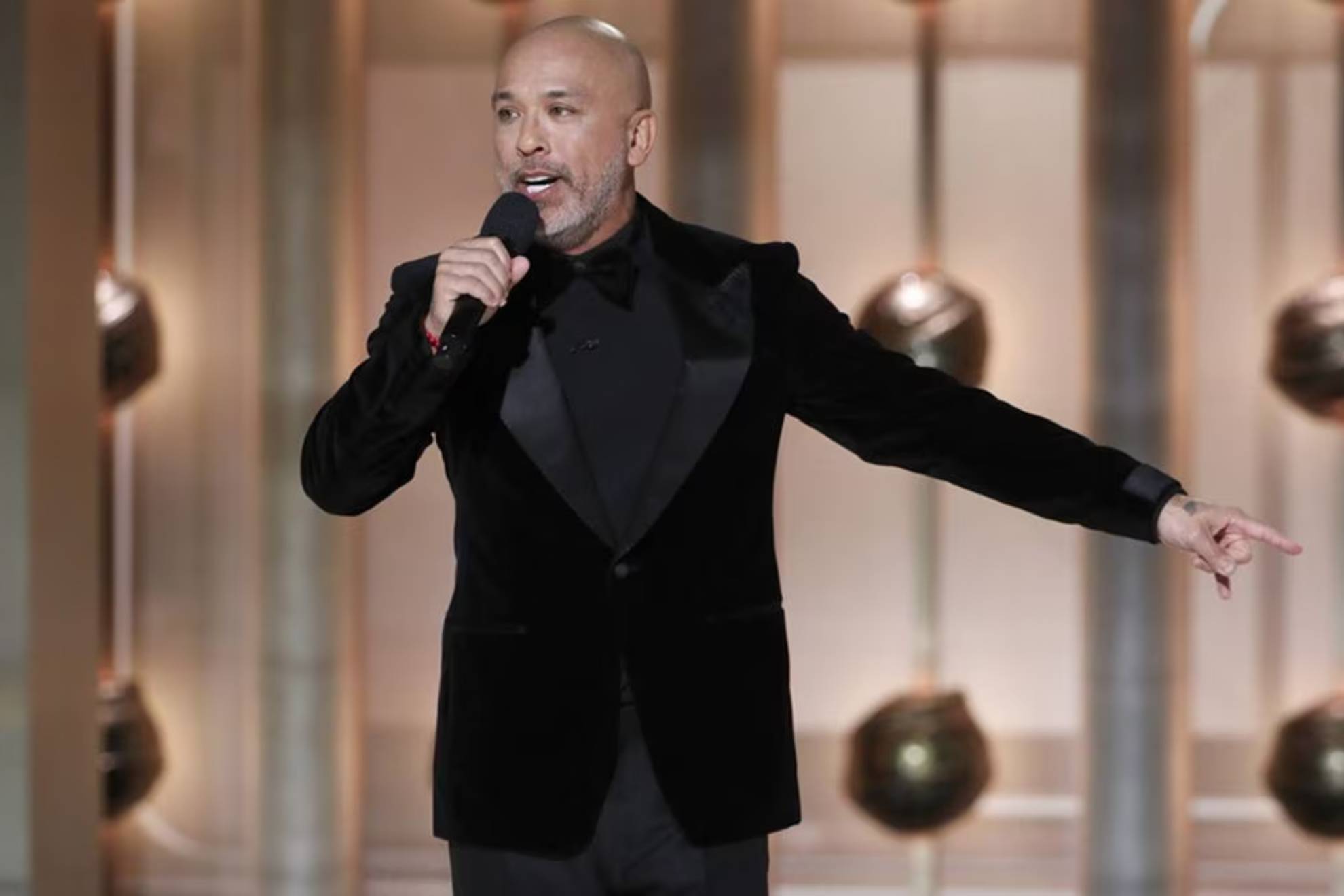Los polémicos chistes de Jo Koy en los Globo de Oro que indignan a ...