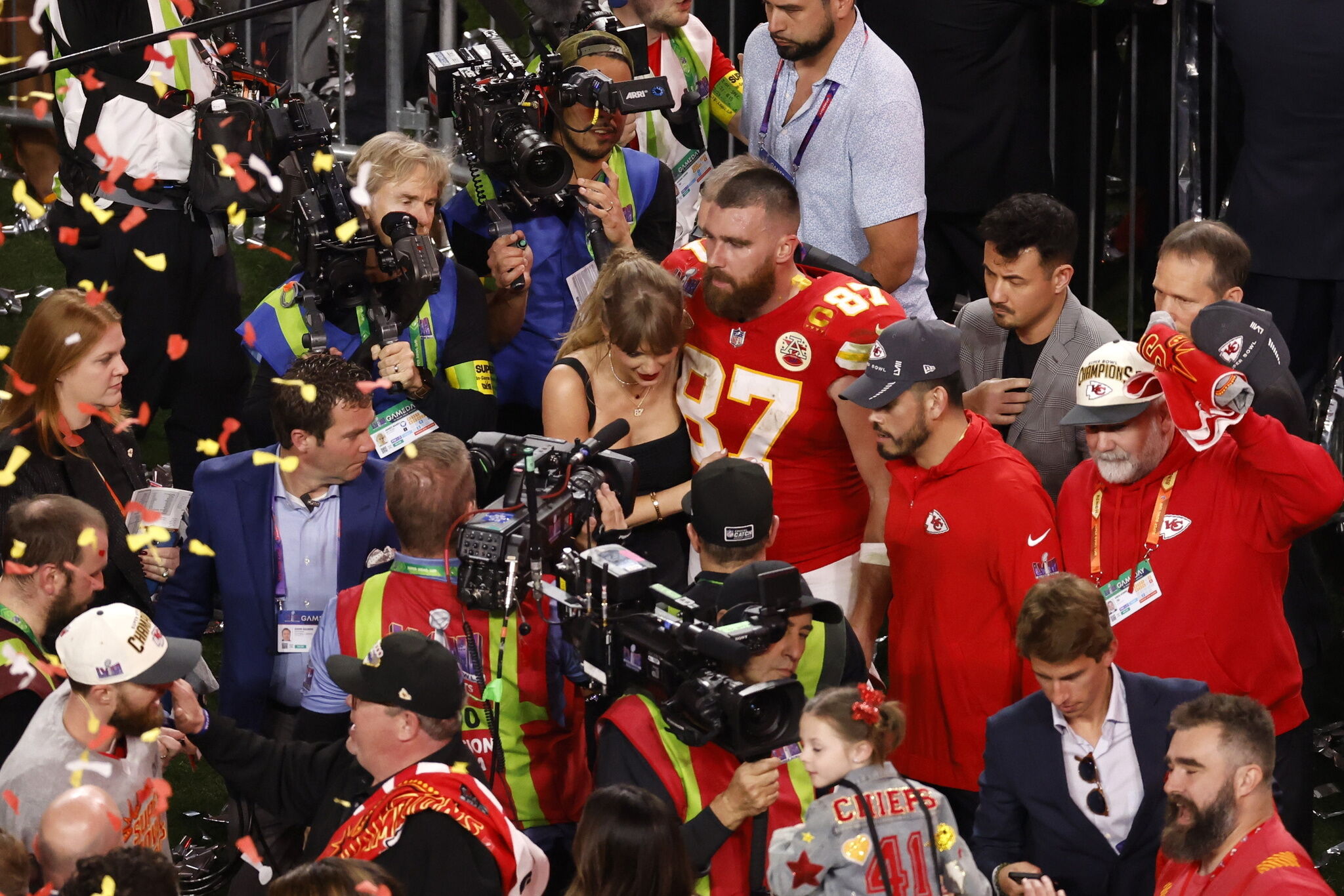 Las locuras de Taylor Swift durante la Super Bowl y su beso para la ...