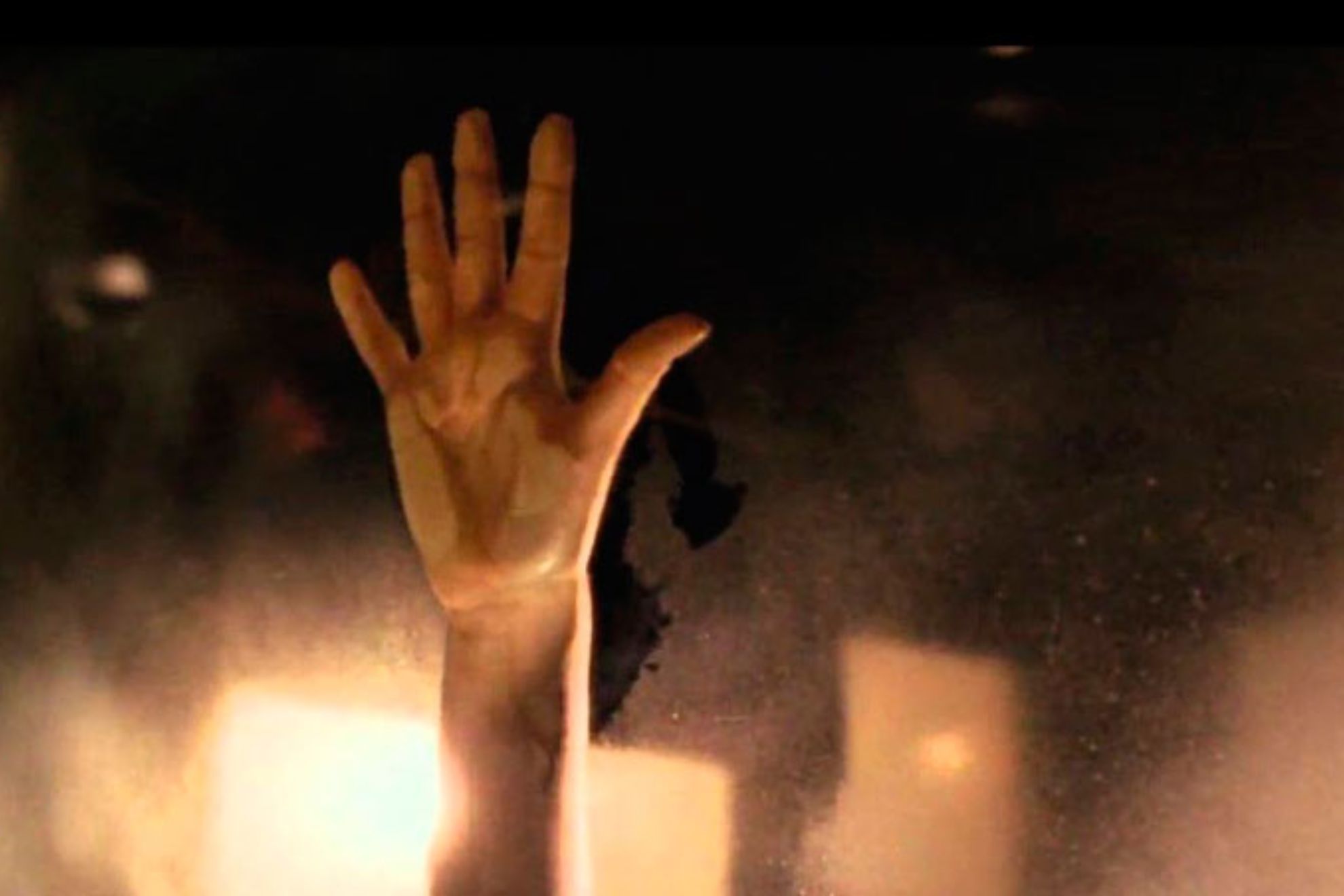 La mano de Rose en 'Titanic' sigue grabada en la ventana del coche a ...