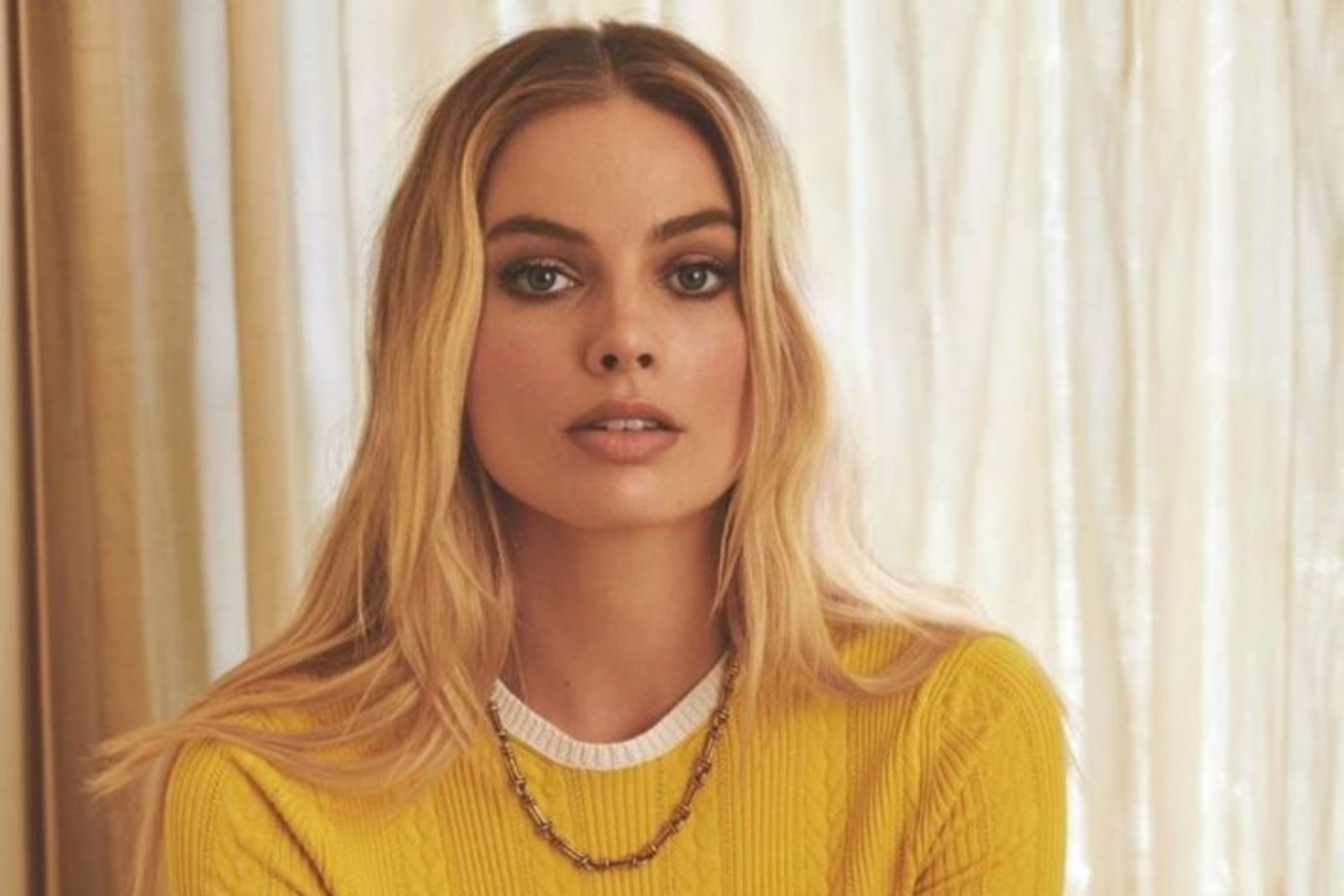 Margot Robbie arriesga con este atrevido look para desmarcarse de 'Barbie'