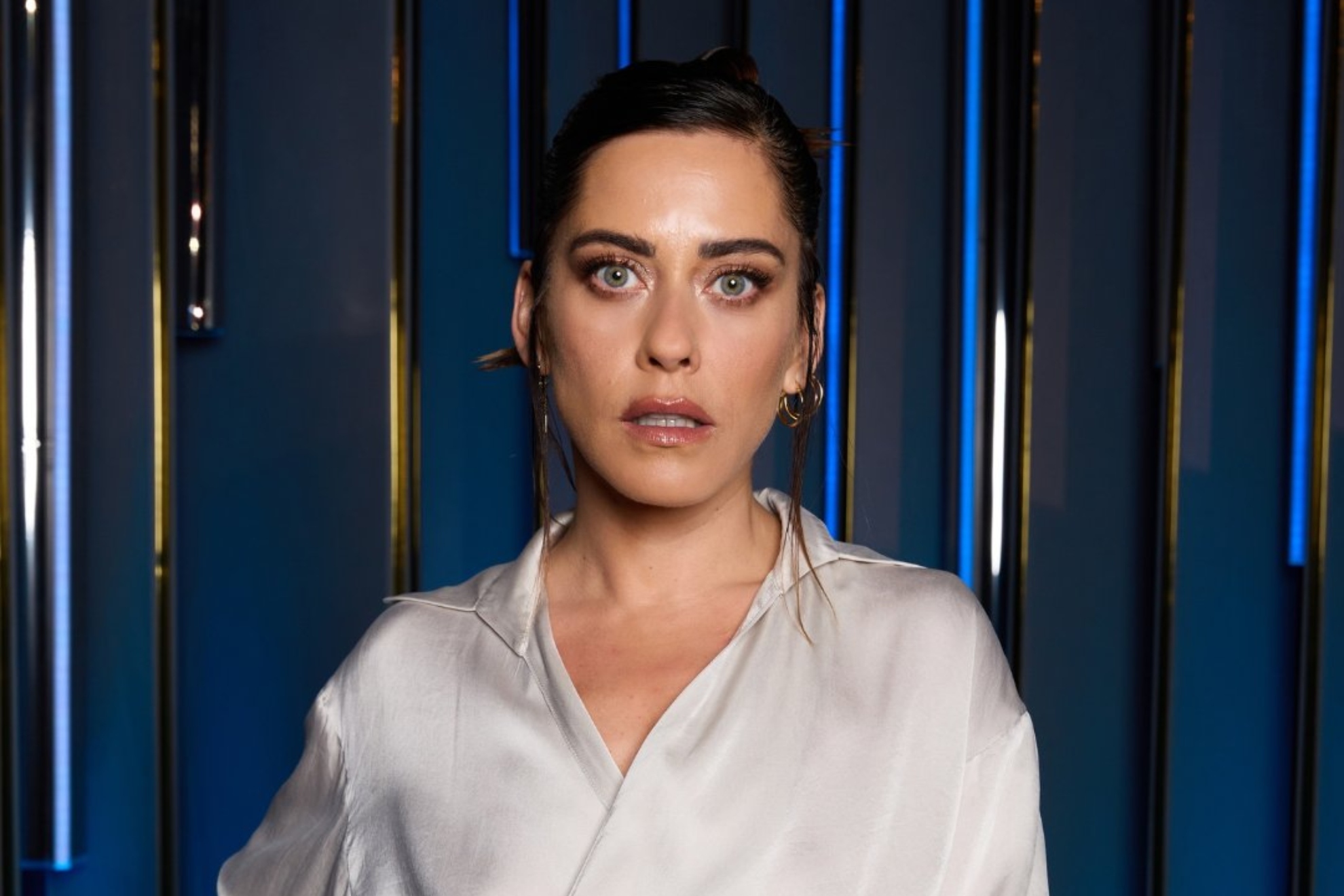 El momento 'tierra, trágame' de María León en la Gran Vía de Madrid ...