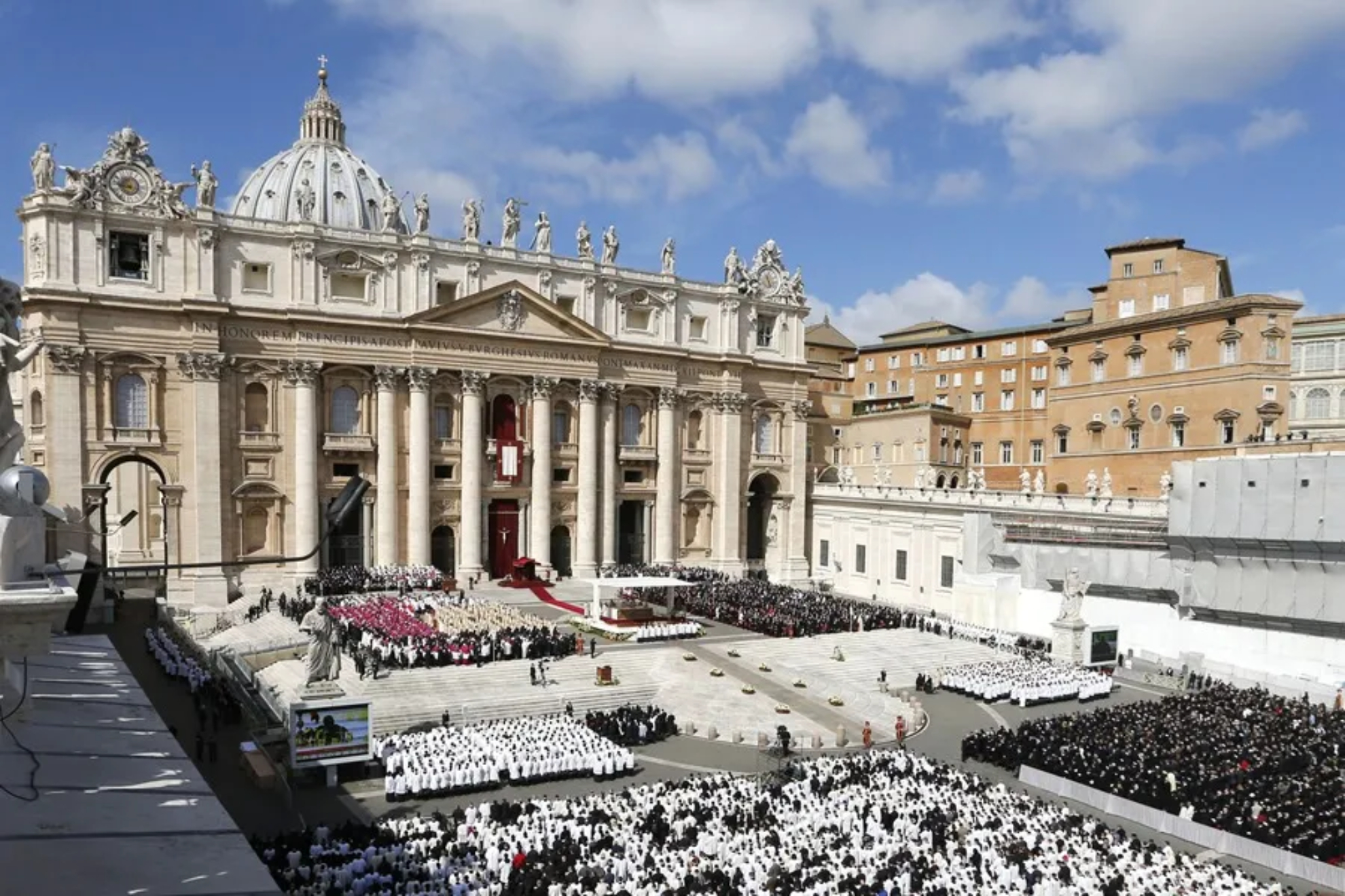 El dineral que gana la Iglesia y por qué supera a marcas como Amazon o ...