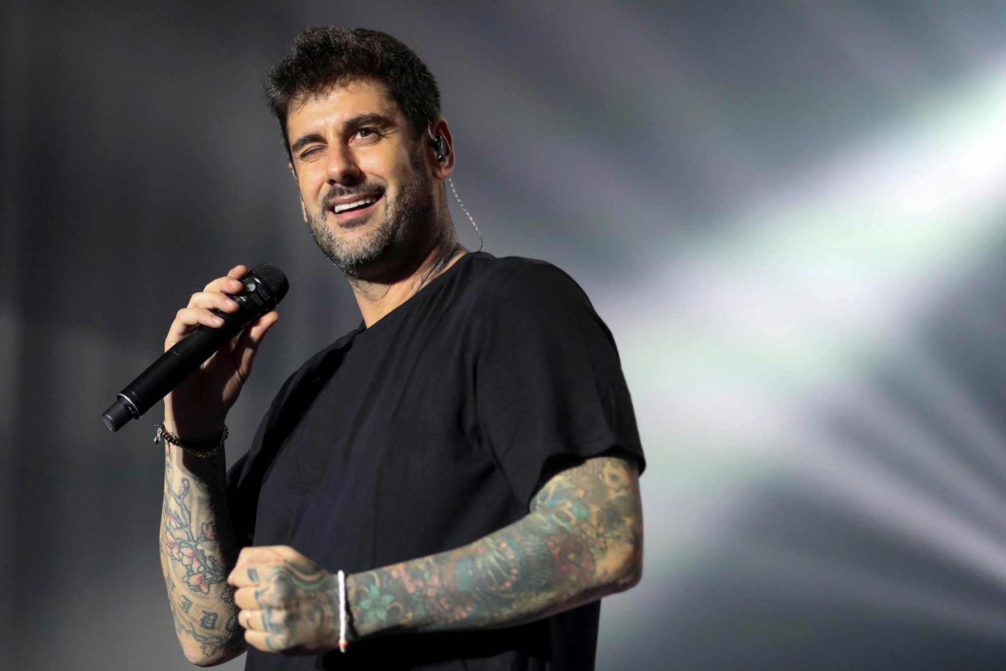 Melendi se sube por primera vez a los escenarios con su hijo Marco ...