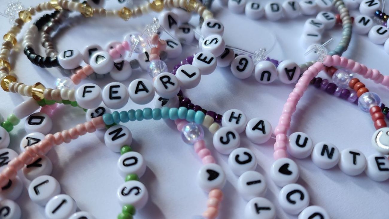 Mejores ideas de pulseras de Taylor Swift, origen y por qué las llevan sus fans a modo de tradición
