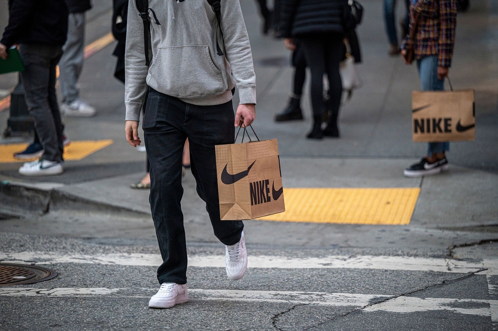 Las acciones de Nike caen un 20%, la peor caída en 23 años, y anuncia ...