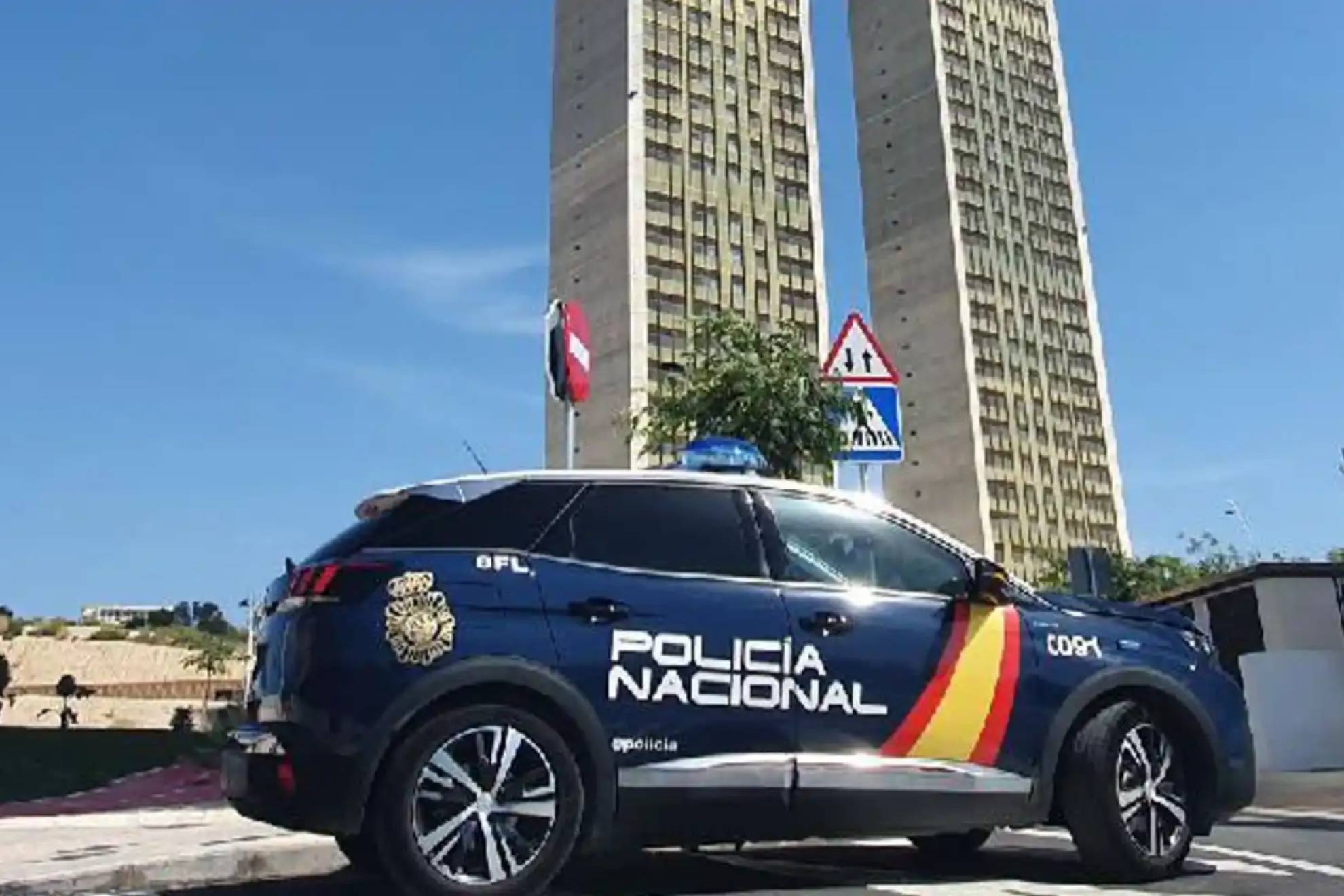 Un narco lanza 10.000 euros desde el balcón de un edificio de Benidorm ...