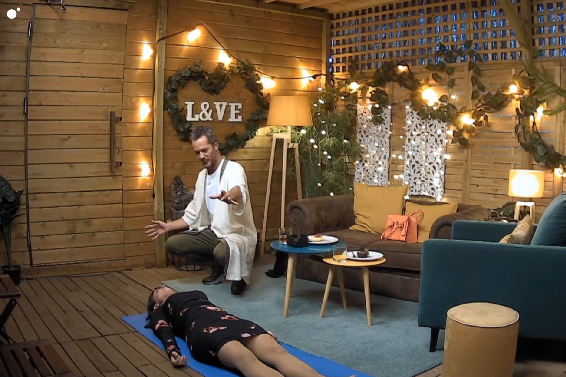 Néstor conecta espiritualmente con su cita en una sesión de yoga, pero ...