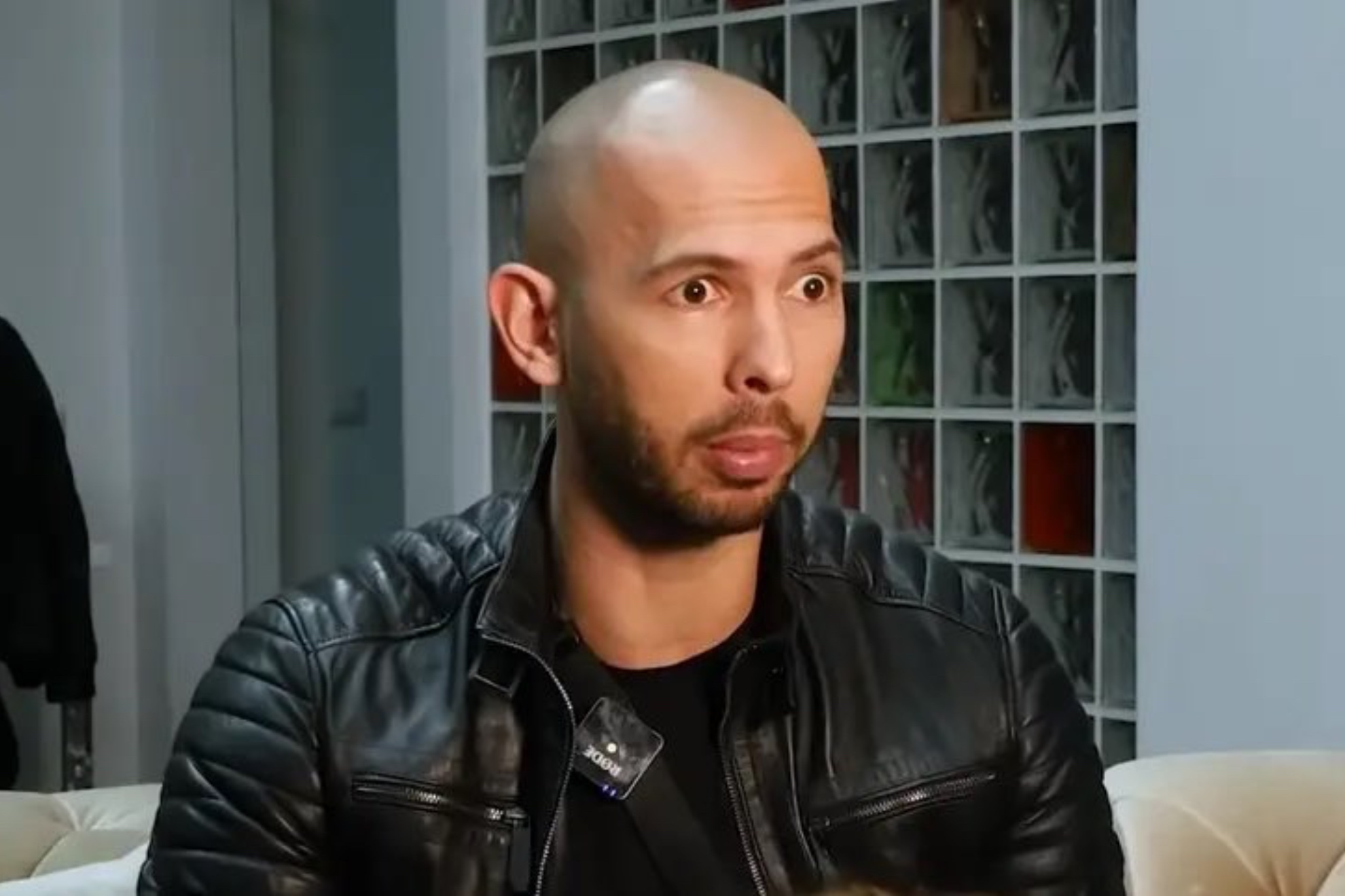 Andrew Tate habla por primera vez en una carta desde su entrada en prisión en Rumanía por trata ...