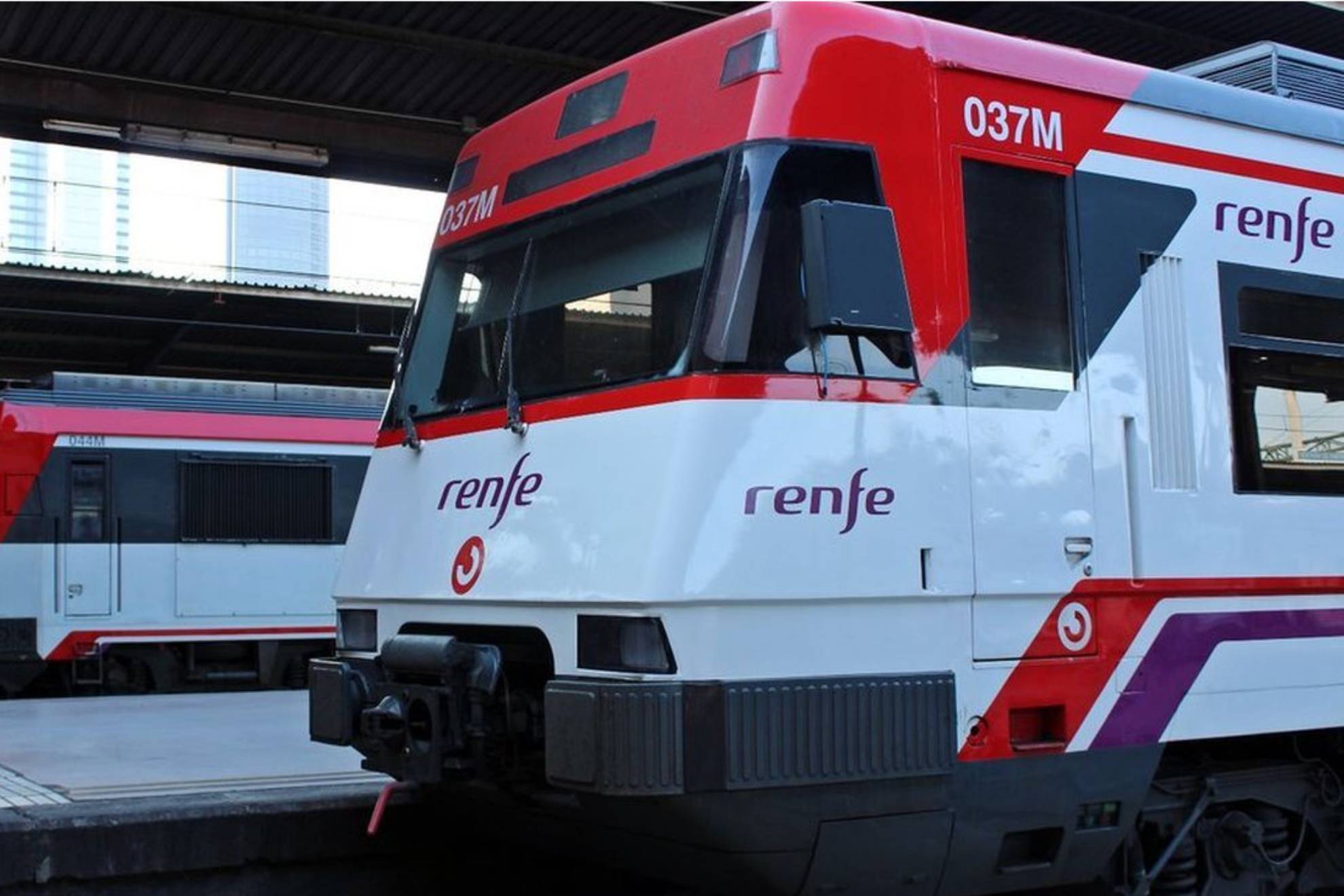 Renfe Cercanías: Los usuarios se quedan encerrados a oscuras en el ...